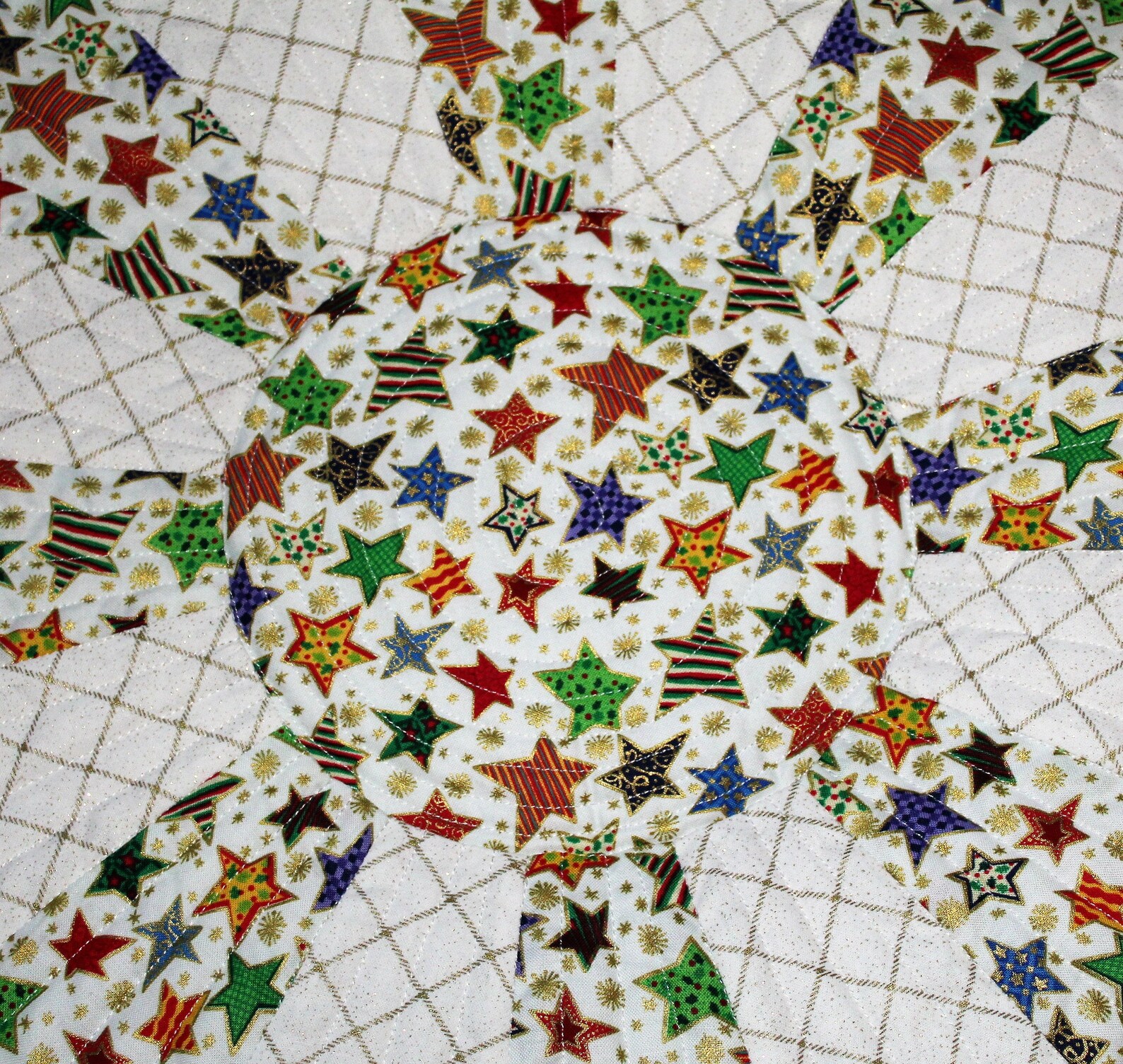 Dresden Plate Quilted Holiday Table Topper Christmas Centerpiece ...