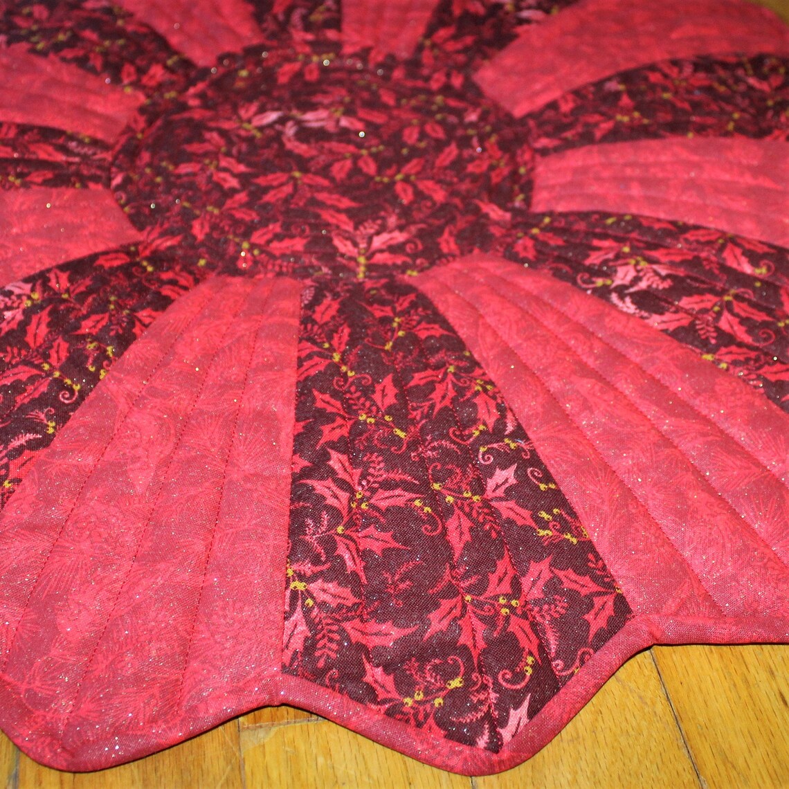 Dresden Plate Quilted Holiday Table Topper Christmas Centerpiece Holly ...