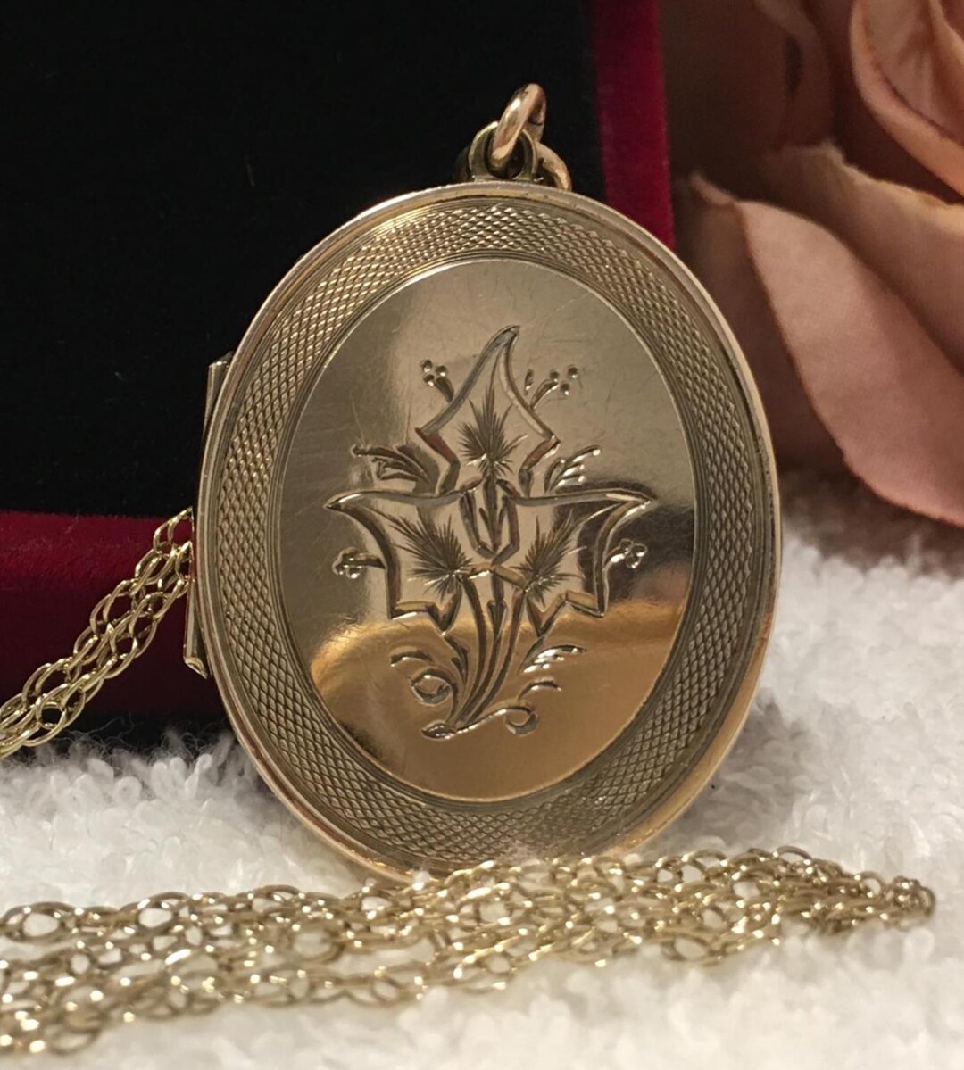Magnificent ANTIQUE Vintage 9ct GOLD-OVAL Locket-engraved Ivy Leaves on ...
