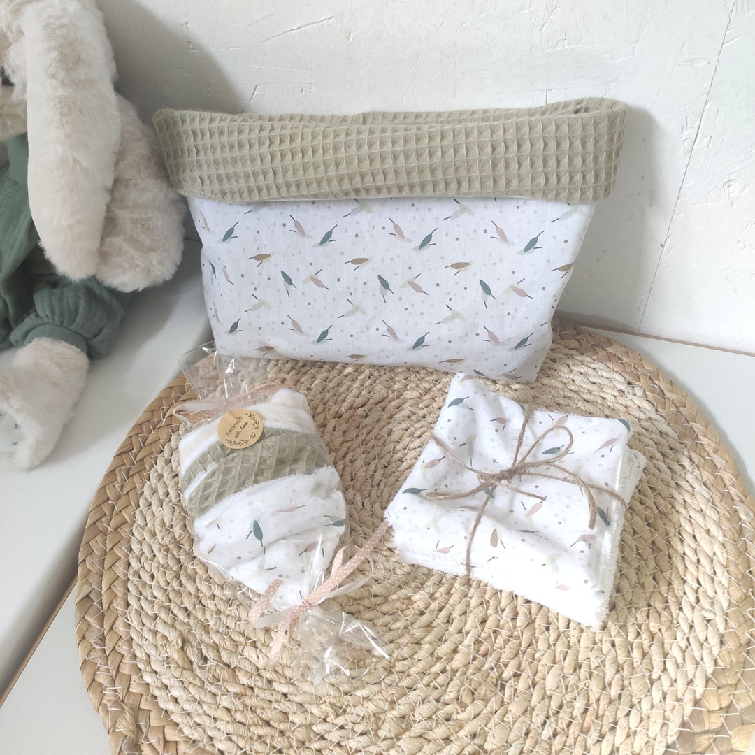 Sortiment an Geschenken zur Geburt, Pipi-Tipi, Tücher und Korb mit ...