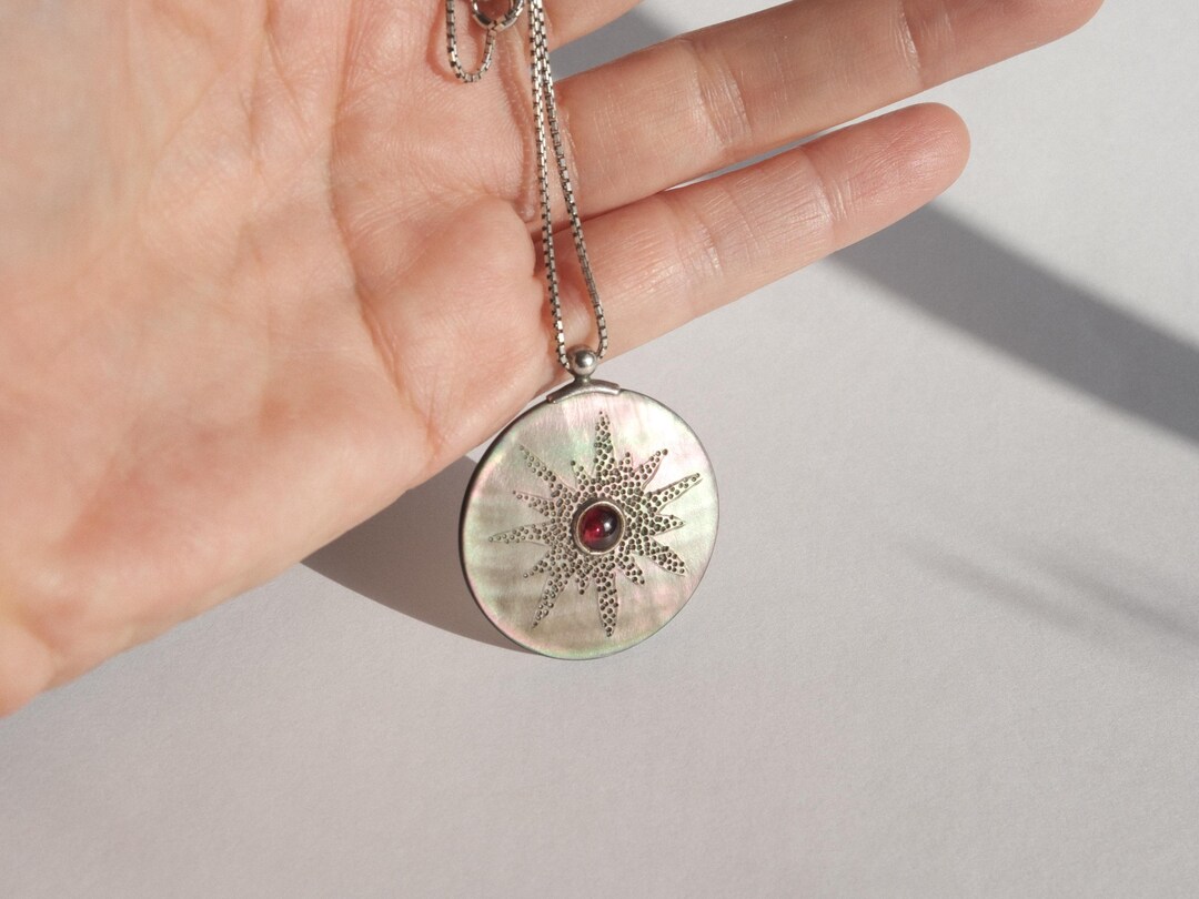 Gray Mother of Pearl Pendant Necklace, Natural Garnet Stone, Pinctada ...