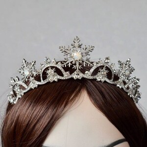 Stunning Snowflake Tiara With Accent Colour Crystal Crystal Tiara ...