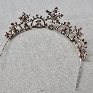 Stunning Snowflake Tiara With Accent Colour Crystal Crystal Tiara ...