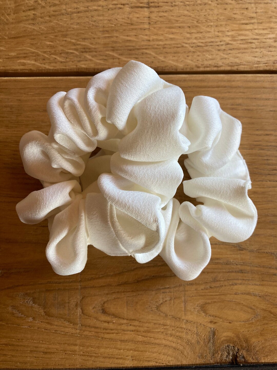 Charge von 2 Chouchous, scrunchie, aus gebrochenem weißem Satin zu ...