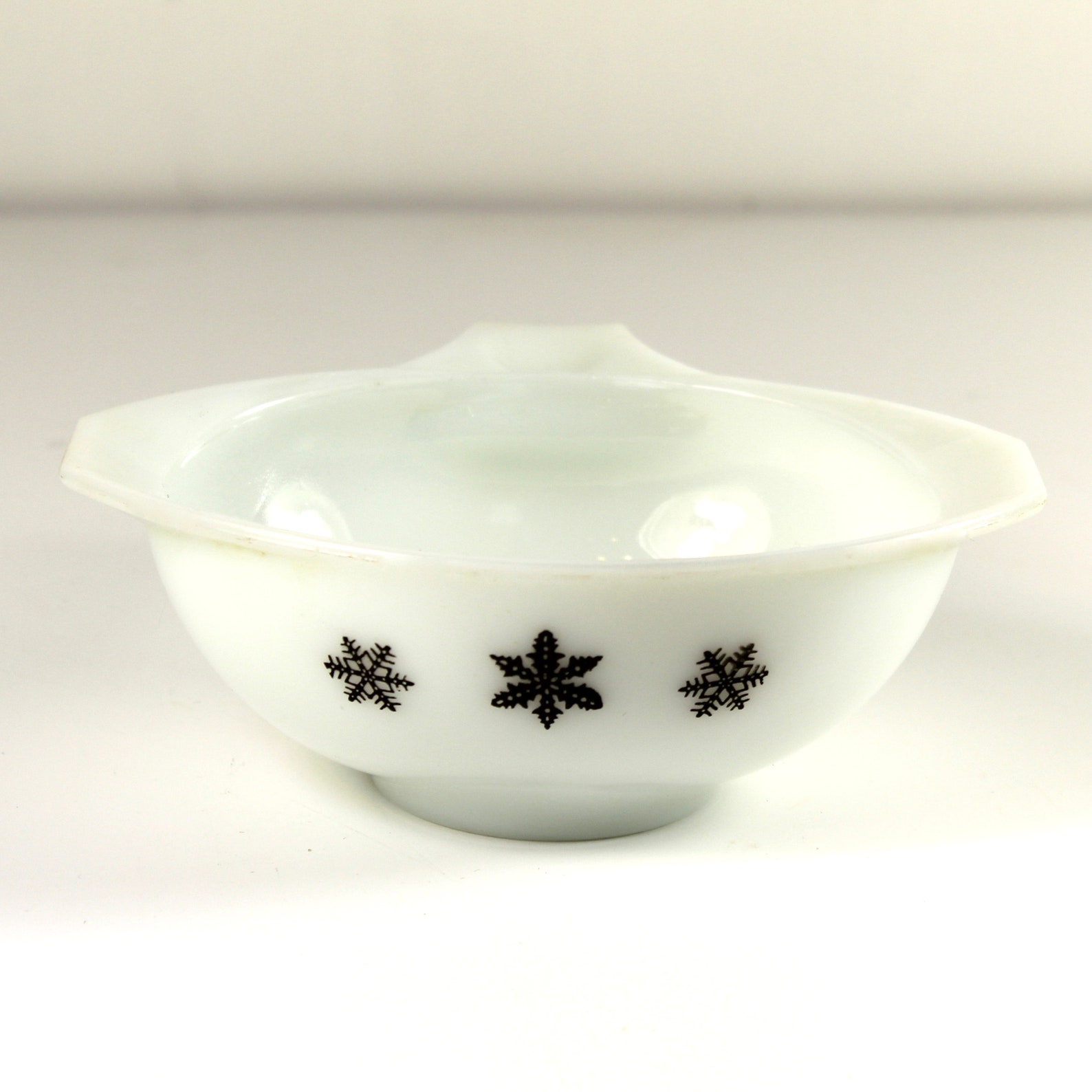 A Pyrex Snowflake Gaiety Decorated Gravy Jug/pouring Bowl - Etsy