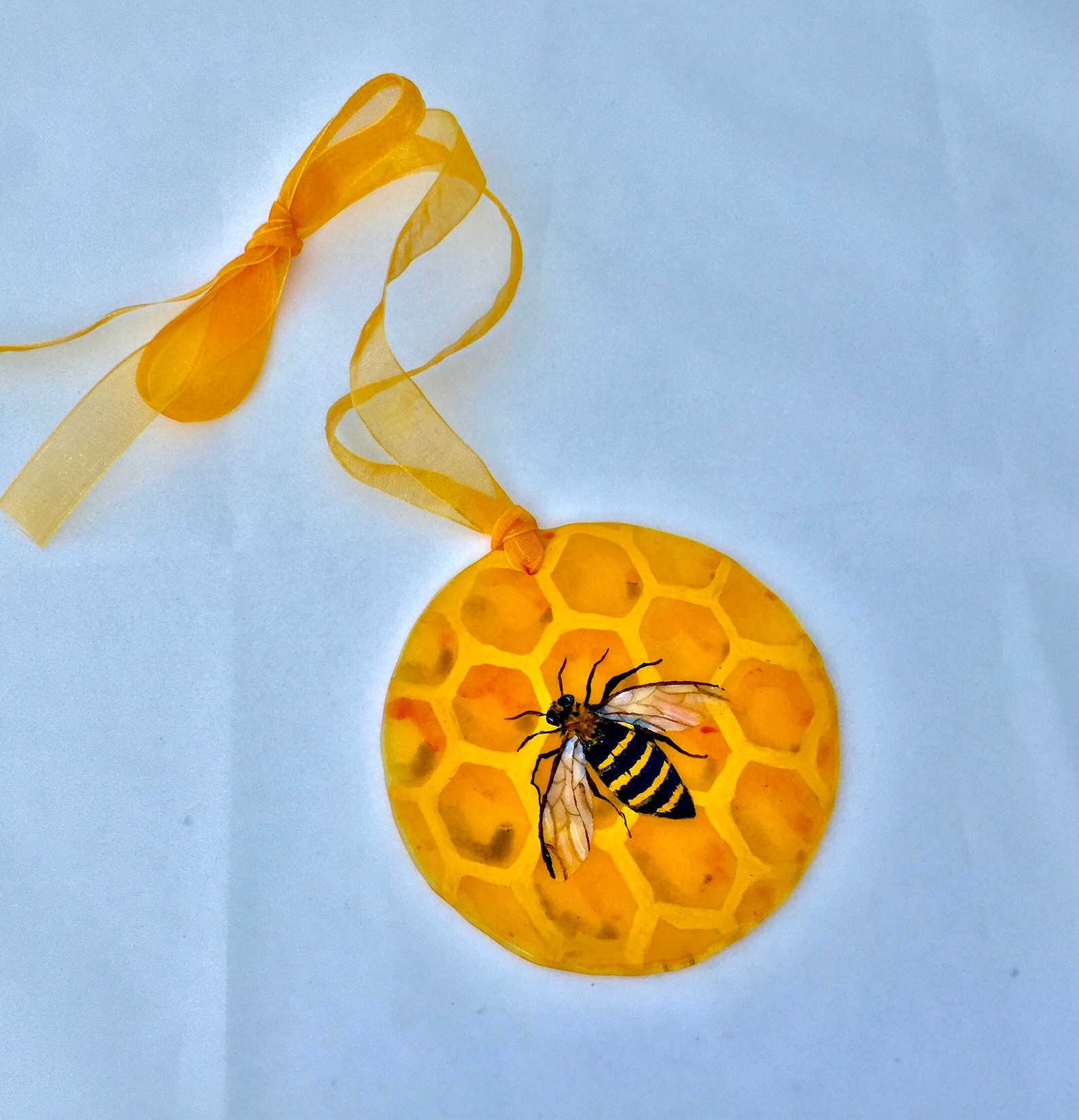 Abeja pintada a mano de vidrio fundido en atrapasol de panal - Etsy España