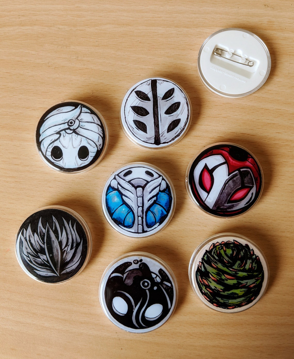 Hollow Knight Charm buttons compass grubsong dashmaster - Etsy Nederland