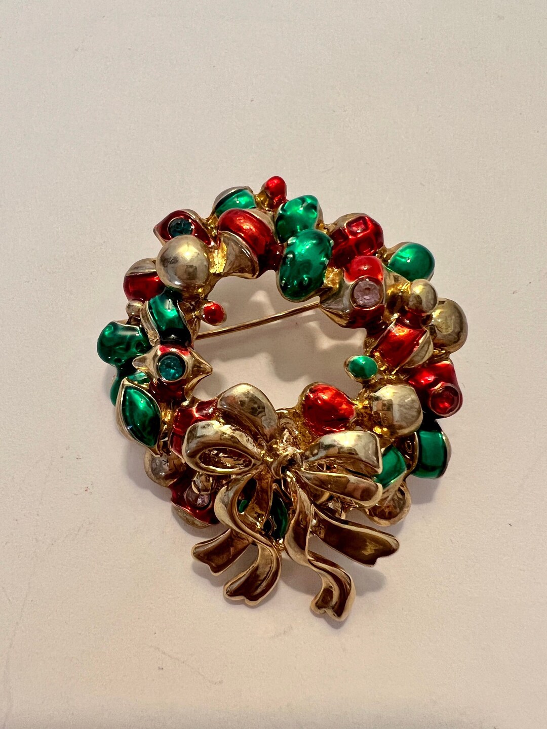 Vintage Christmas Wreath Brooch / Pin / Goldtone Bow With Green, Red ...