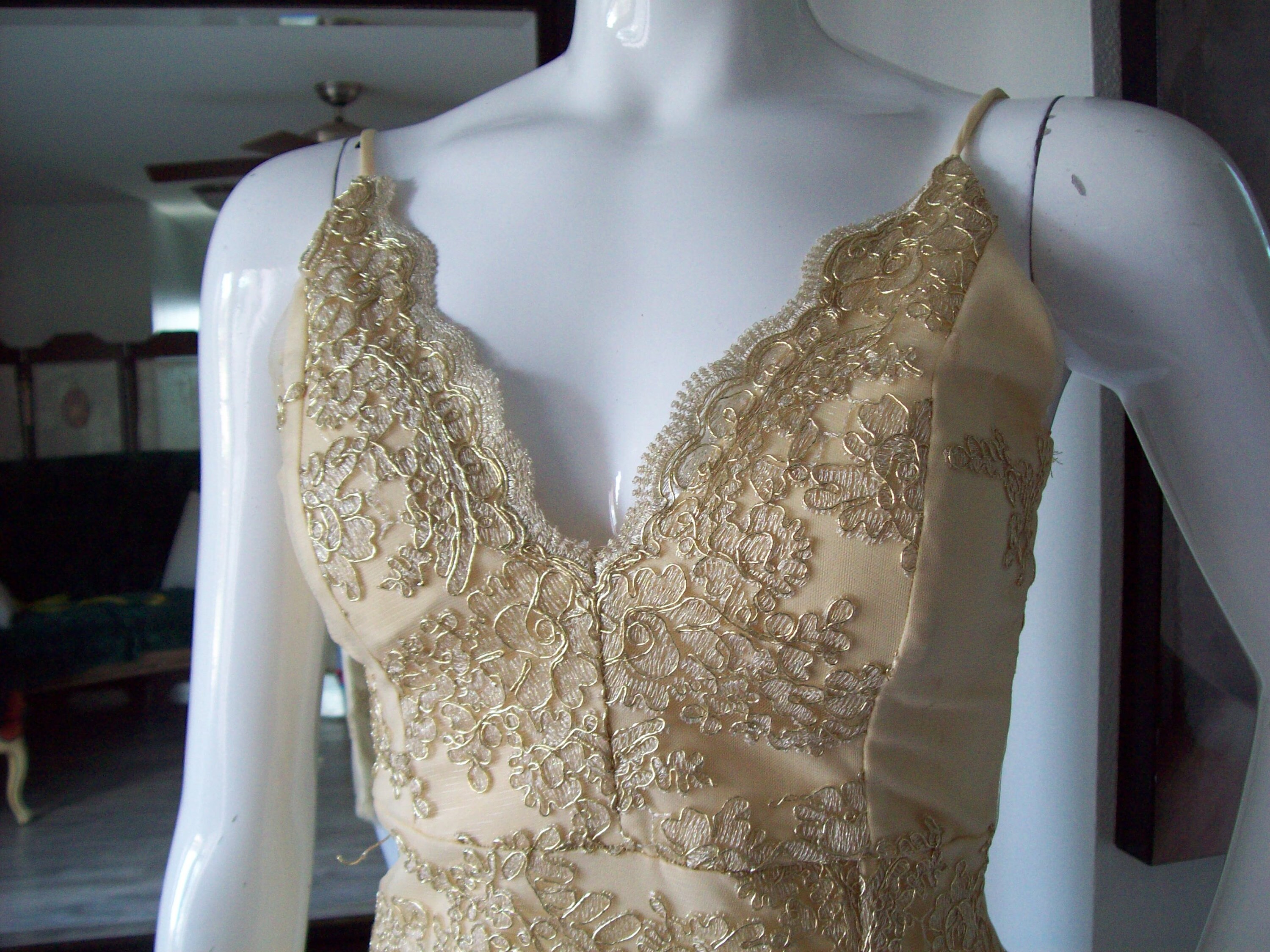 Gold Sparkle Bodycon Sexy Party Dress Blt-in Bra Scalloped Side Slit ...