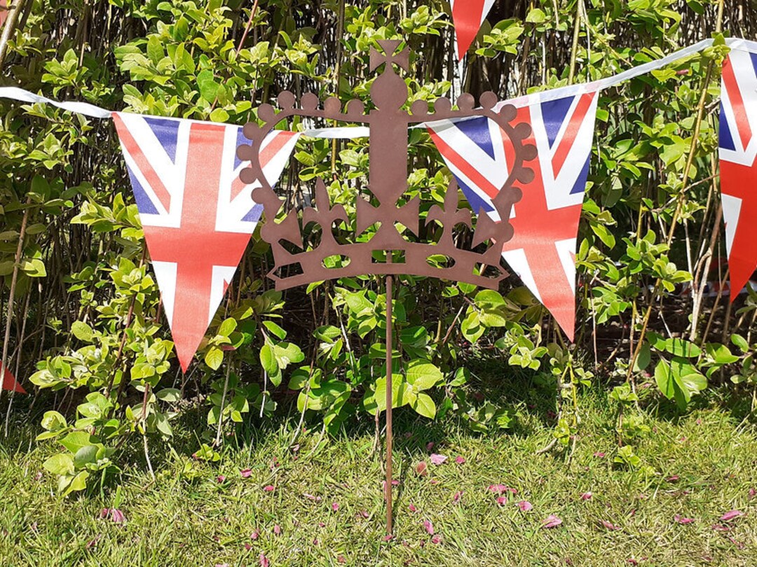 Royal Crown Coronation Garden Decoration / Rusty Metal Crown on Stake ...