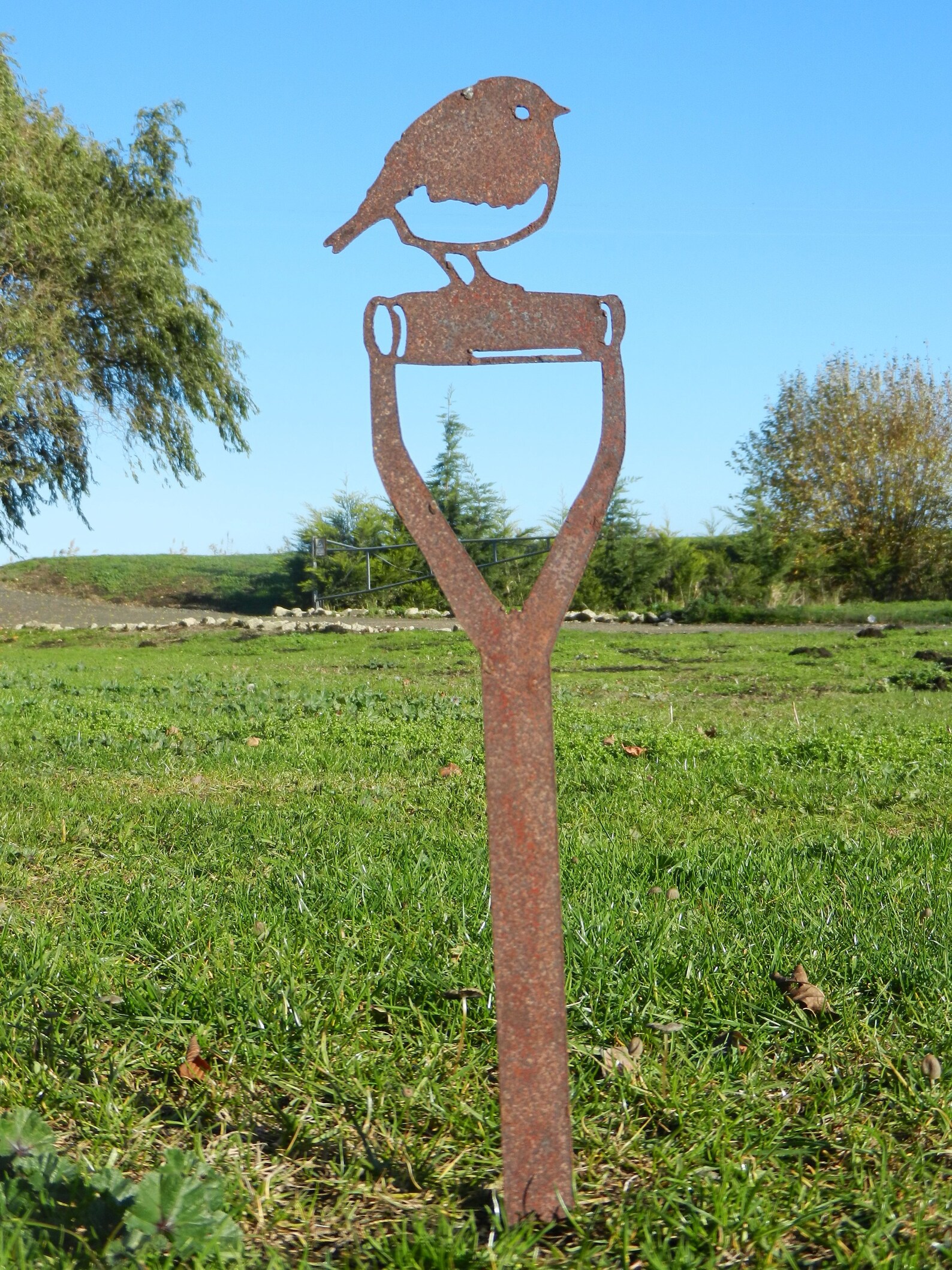 Robin on Spade Garden Decoration / Bird Garden Gift / Rusty | Etsy
