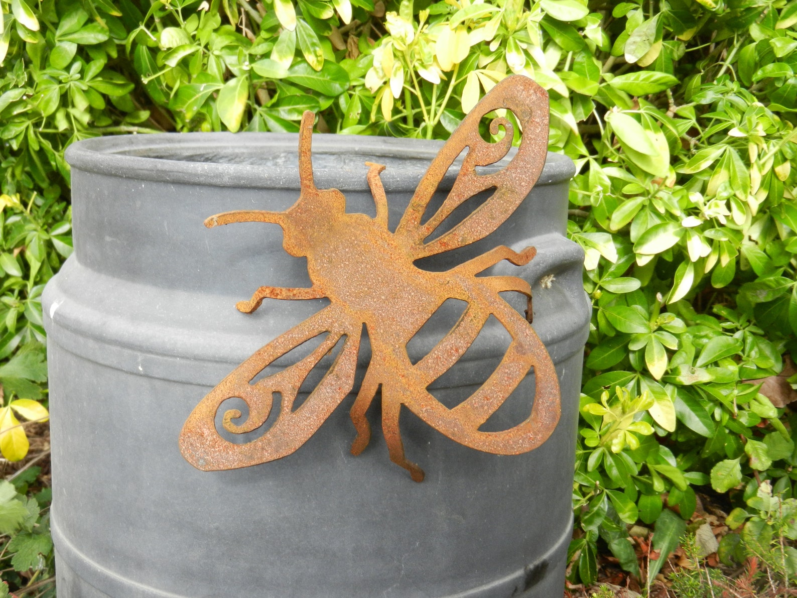 Rusty Metal Honey Bee Garden Decor / Bumble Bee Garden Ornament / Rusty ...