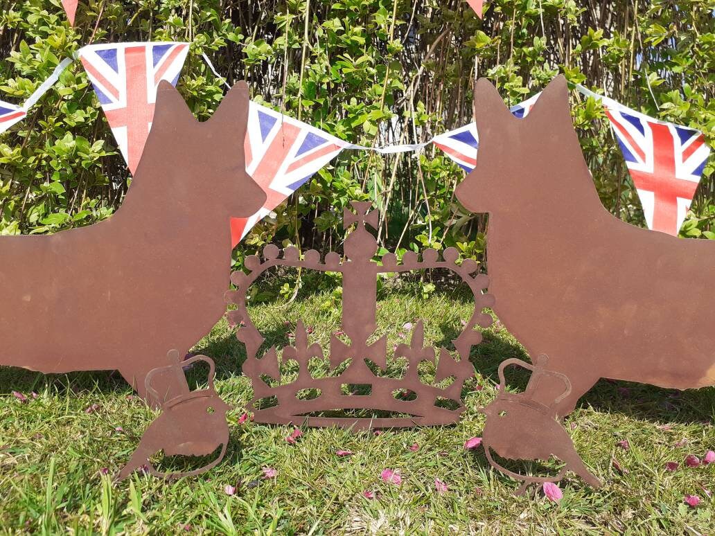 Royal Crown Coronation Garden Decoration / Rusty Metal Crown on Stake ...