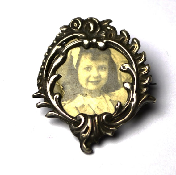 Art Nouveau French Photo Brooch Circa 1910s - Gem