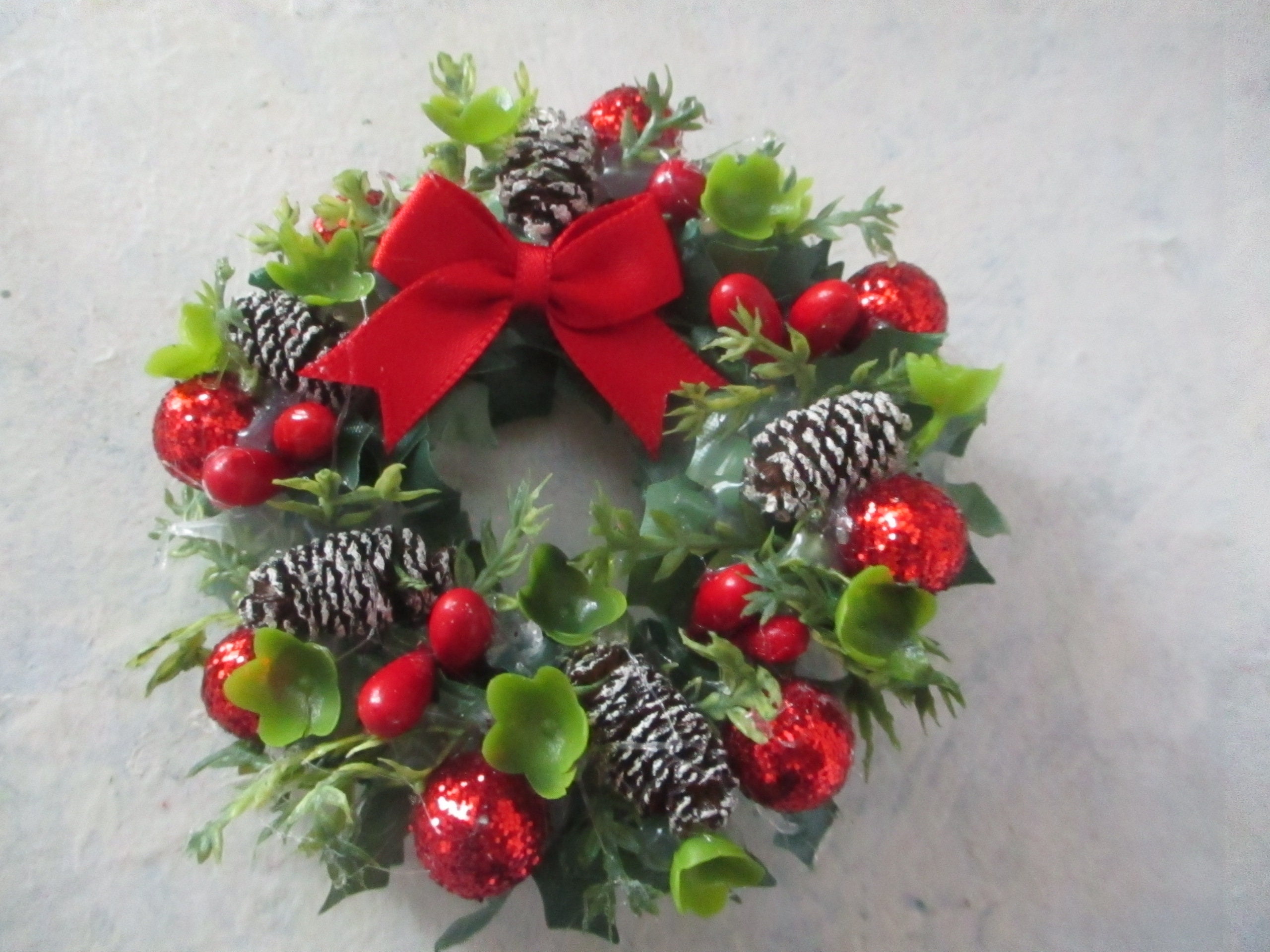 Miniature Christmas Wreath: Dollhouse Holly Wreath With Red Berries - Etsy