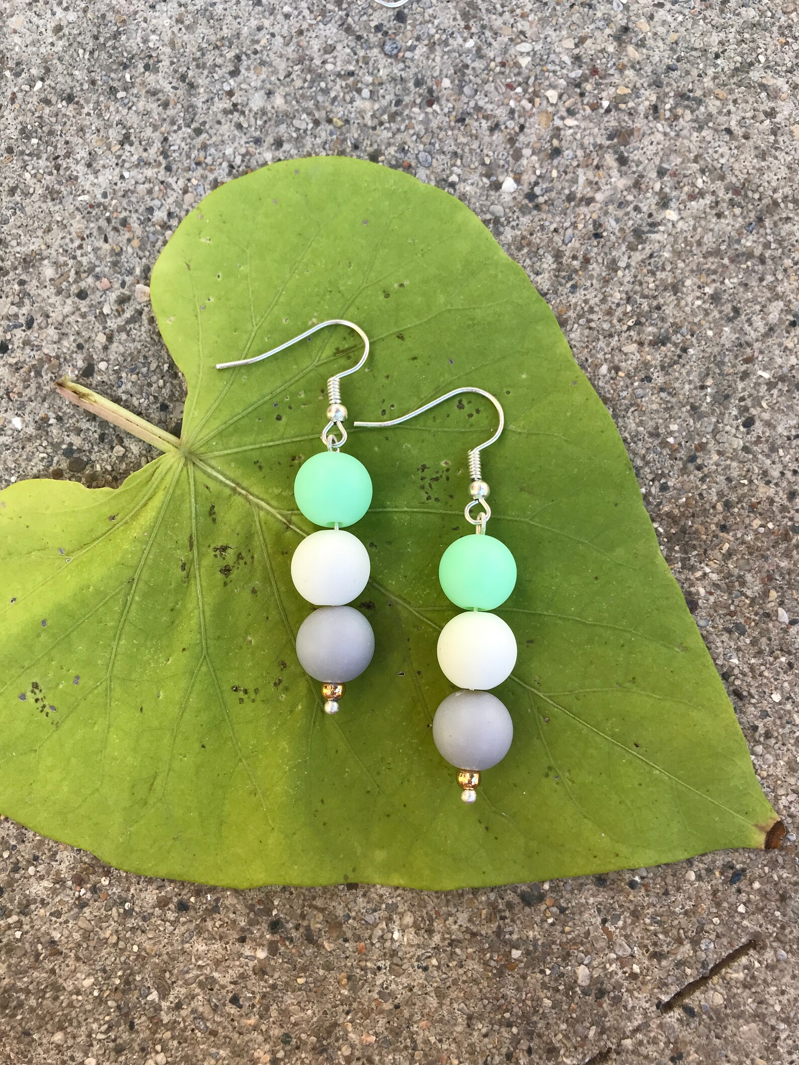 Colorful, beaded dangle earrings - Etsy.de