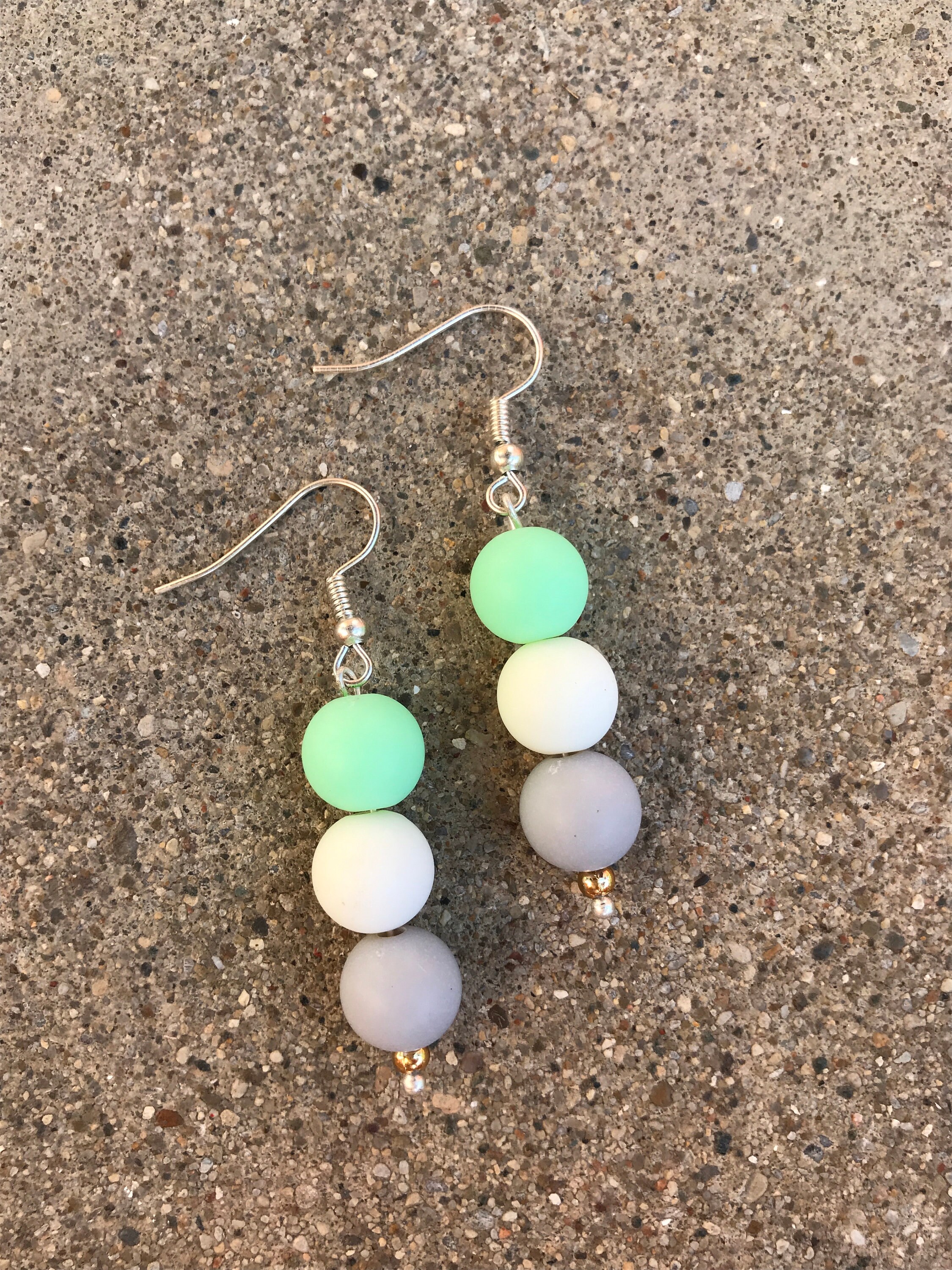 Colorful, beaded dangle earrings - Etsy.de