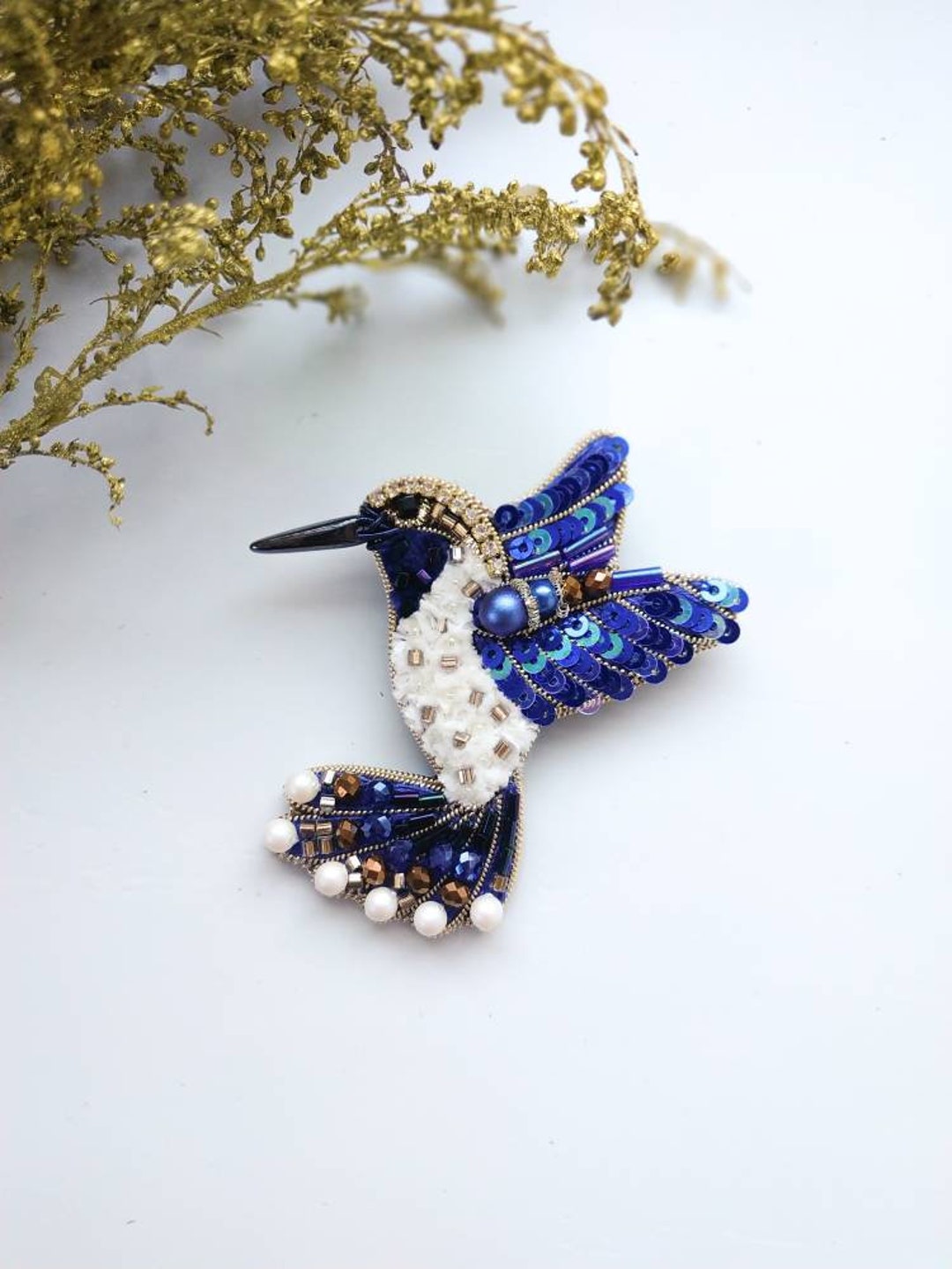 Broche colibri brodée de perles : épingle oiseau bleu et blanc - Etsy ...