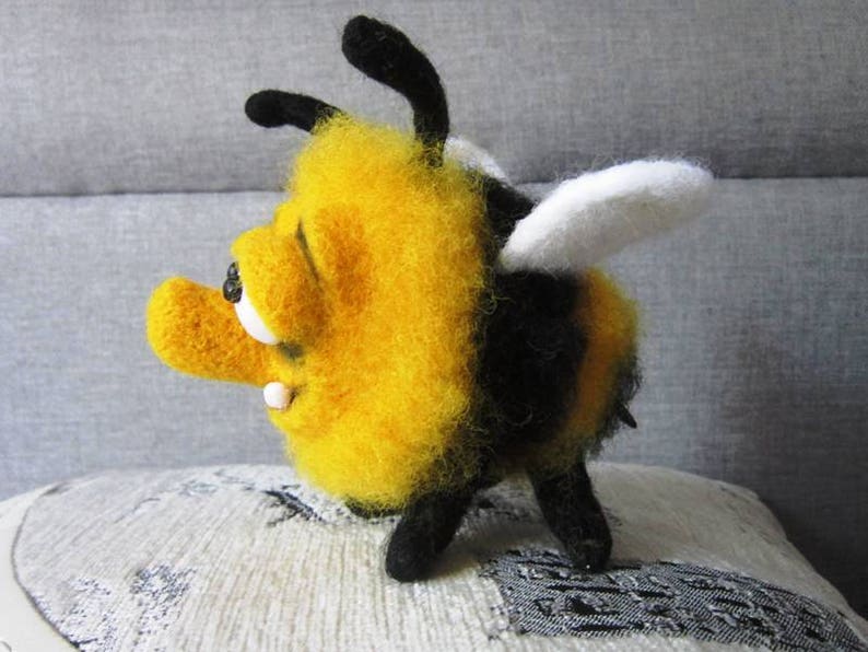 Needle Felted Bee/wool Bee/made to Order/funny Bee/felt - Etsy