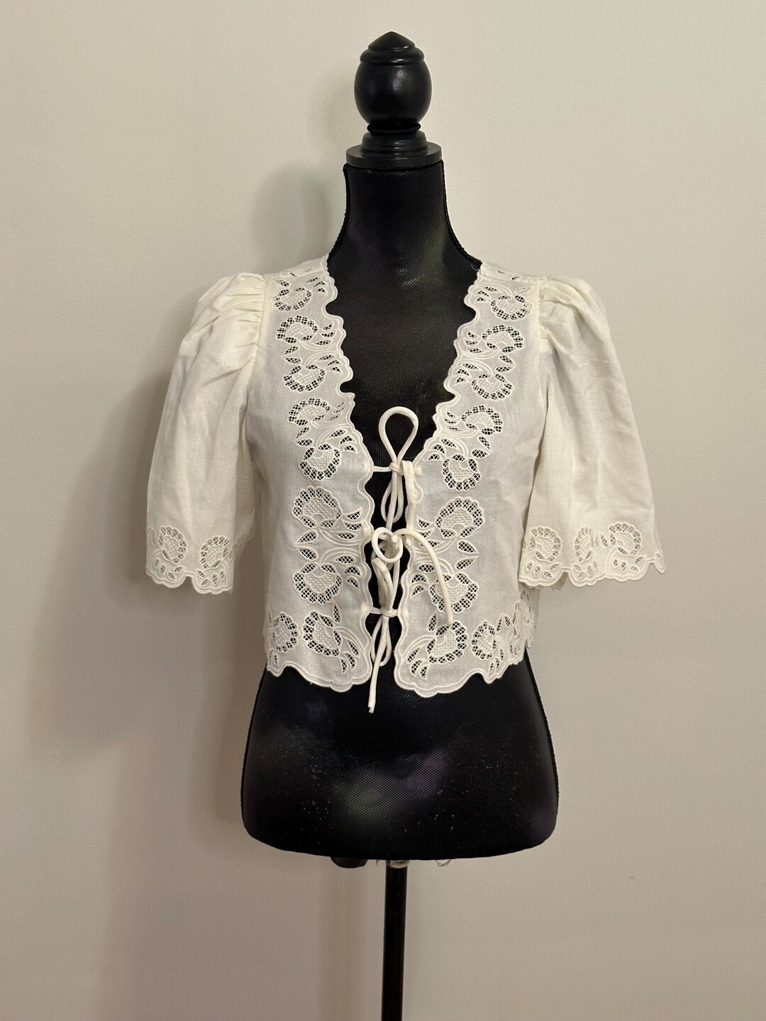 White Linen Embroidered Capelet With Front Tie Closures - Size Small ...