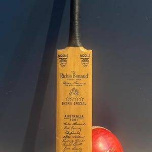 Vintage Miniature Cricket Bat Signed (fascimile) by the Australia ...