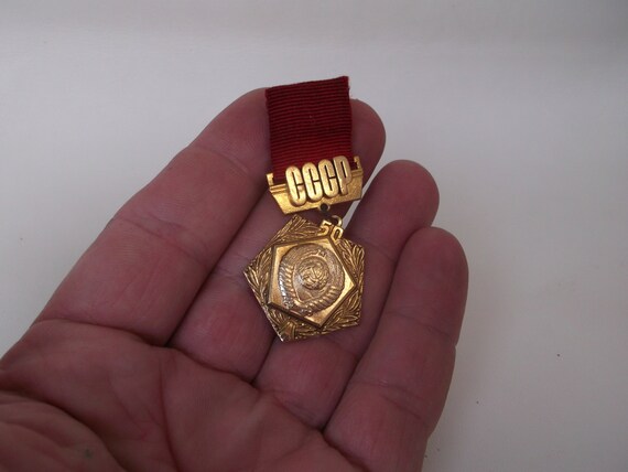 Vintage Communist Badge. Coat of Arms USSR. Hammer Si… - Gem
