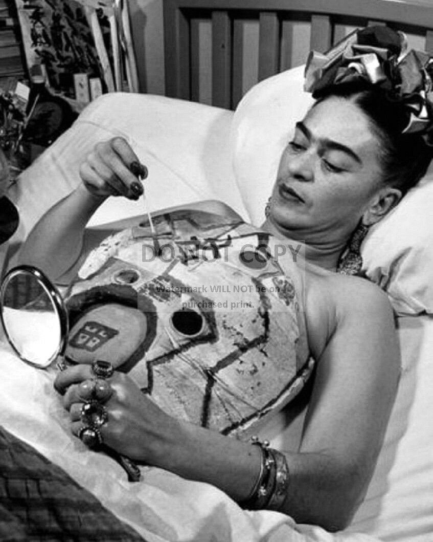 La peintre mexicaine Frida Kahlo peignant son corset en plâtre Photo 8 ...