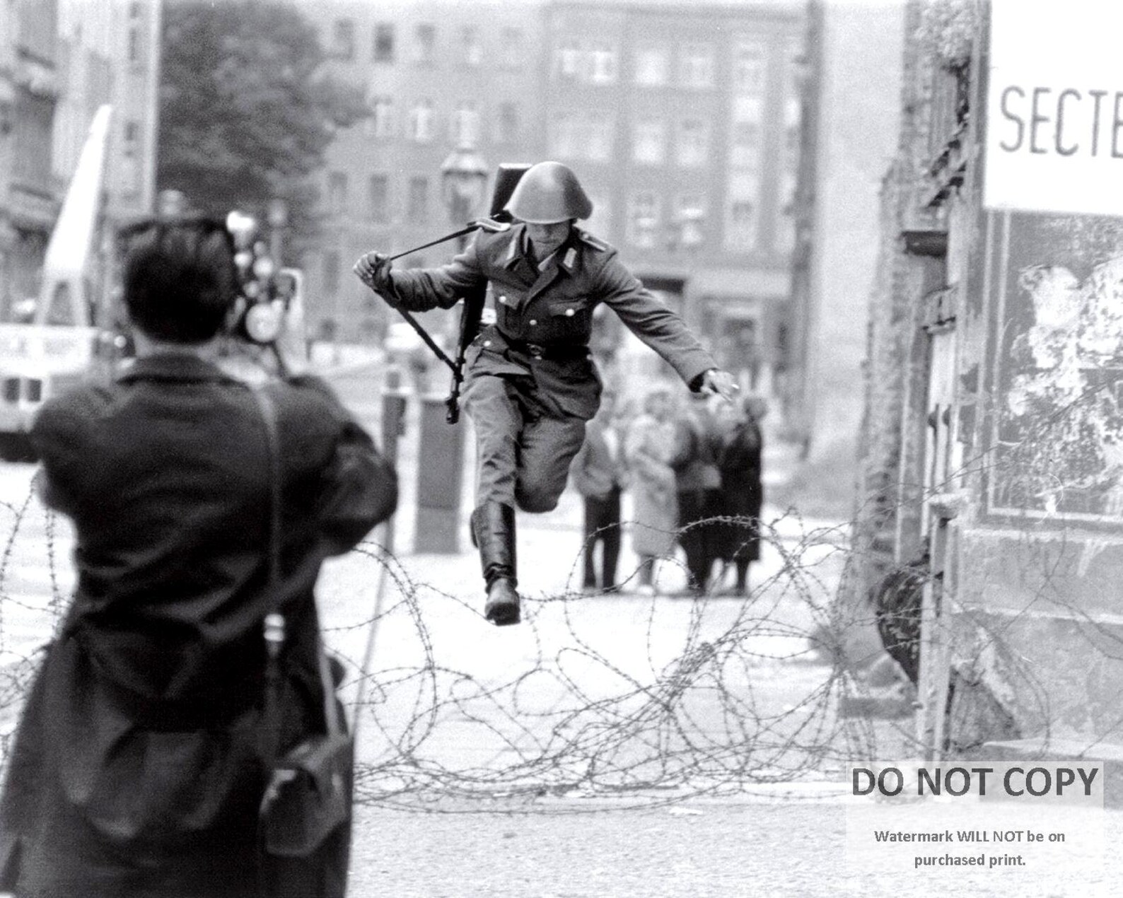 East German Guard Jumps to Freedom Photo – West Berlin, 1961 - Etsy