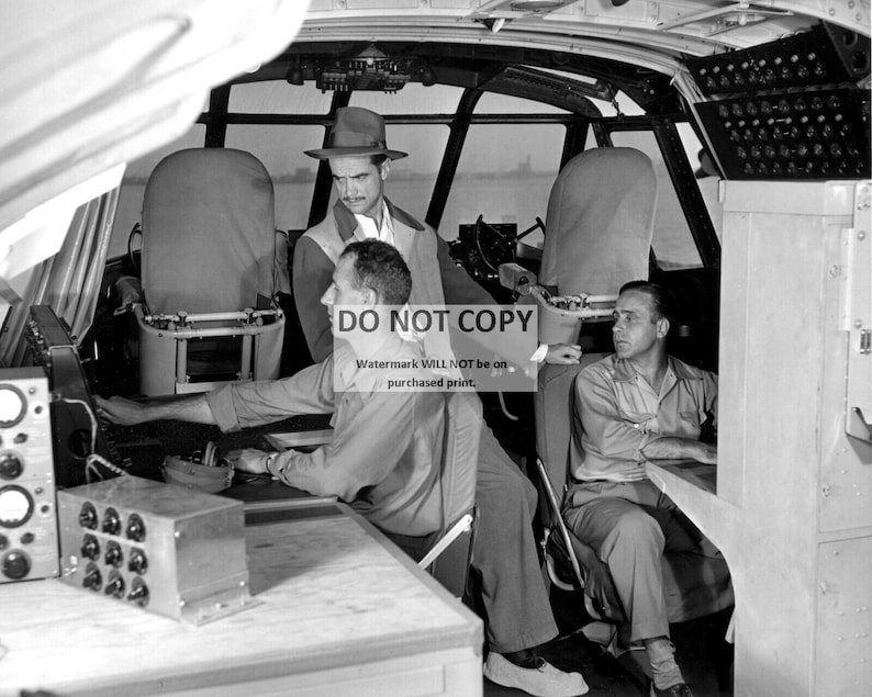 Howard Hughes In The Large Cockpit Of The Spruce Goose Aircraft 5x7 8x10 Or 11x14 Photo Dd 952