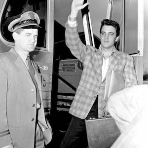 Elvis Presley Boards Bus for Fort Chaffee to Begin Tour of Duty in Army ...