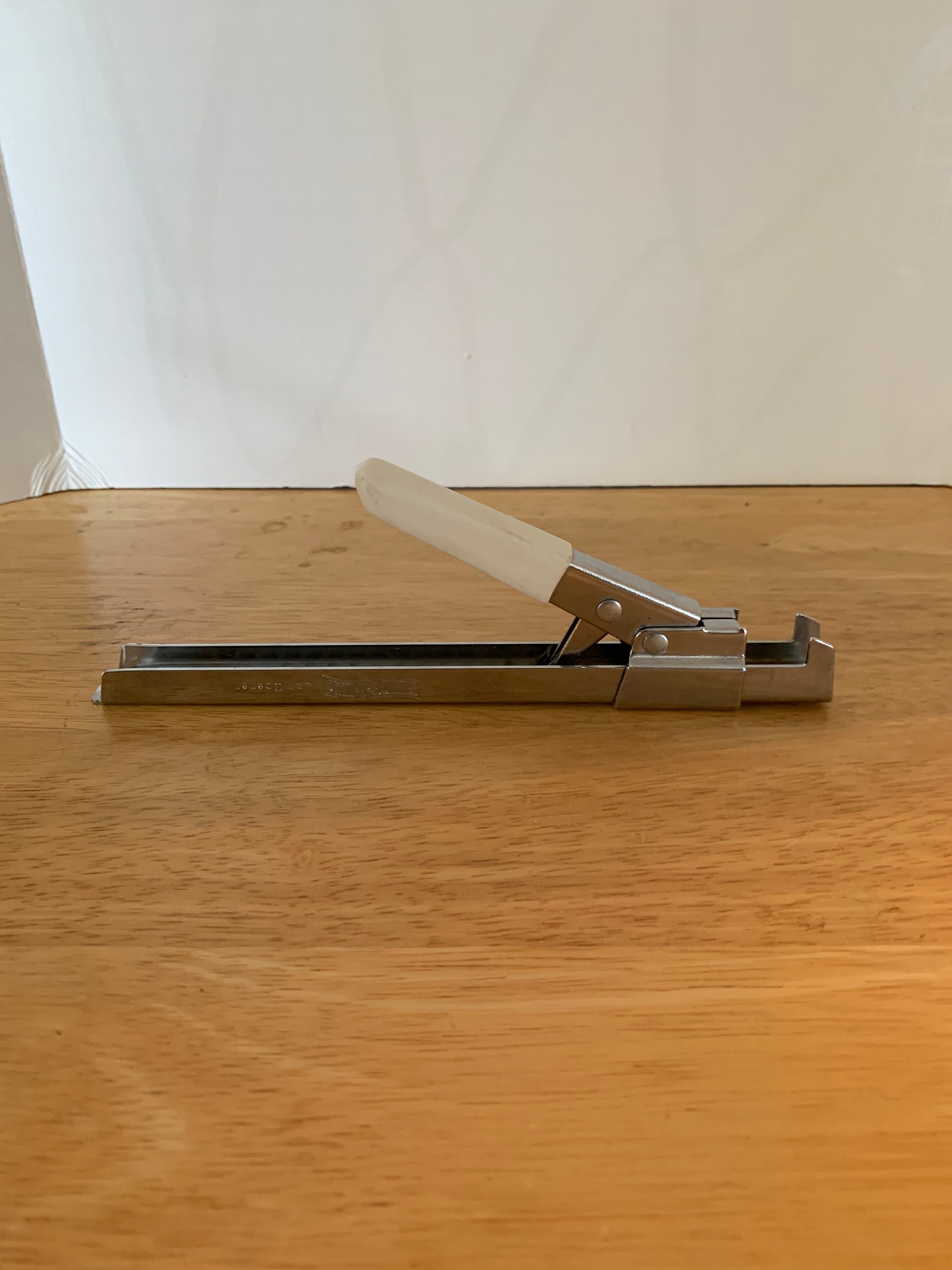 Vintage Swing A-way jar opener
