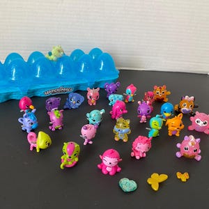 28 Piece Set of Hatchimals Colleggtibles Figures Including Blue Egg ...