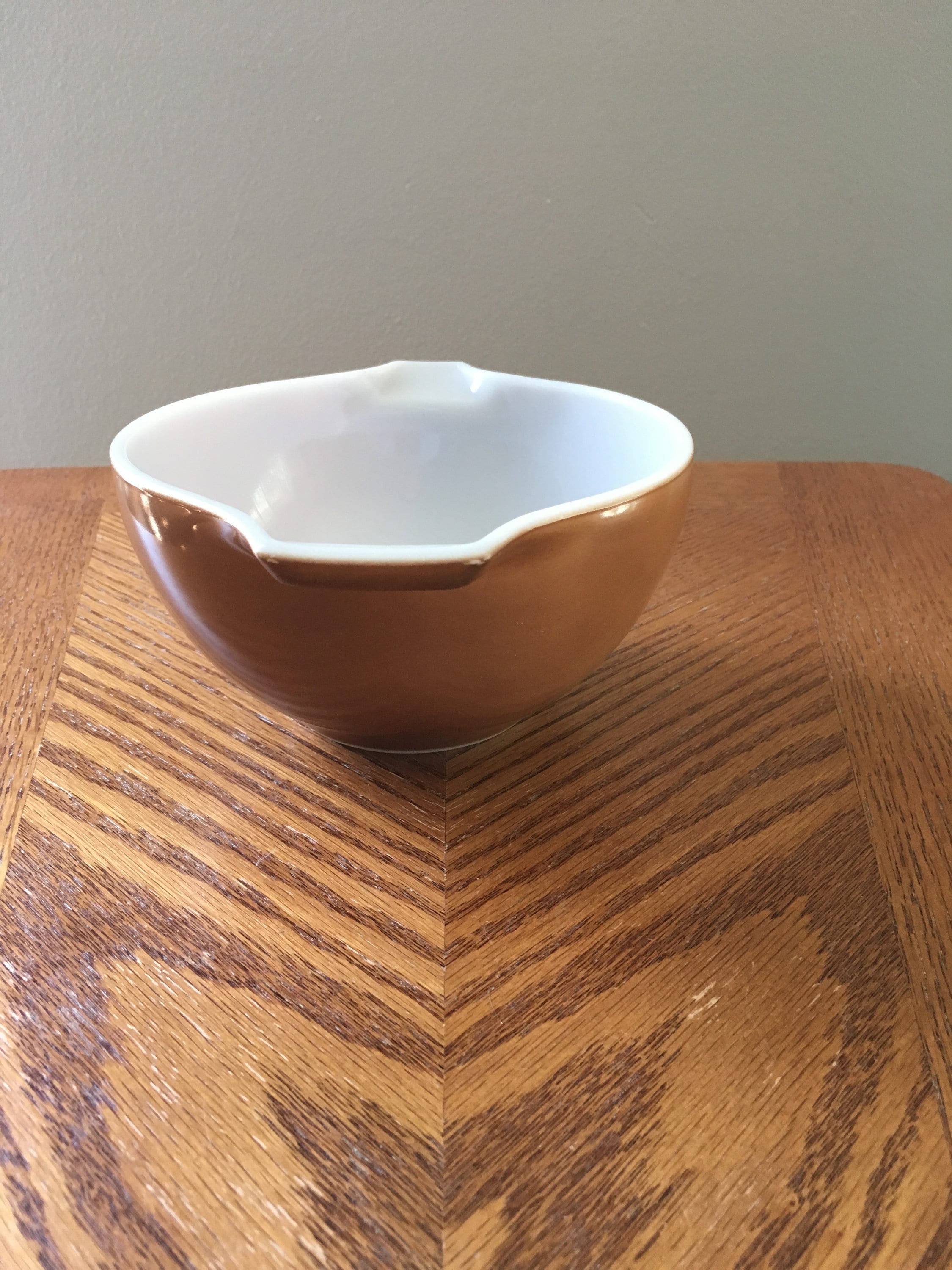 vintage 1.5 pint #441 Brown Pyrex casserole dish