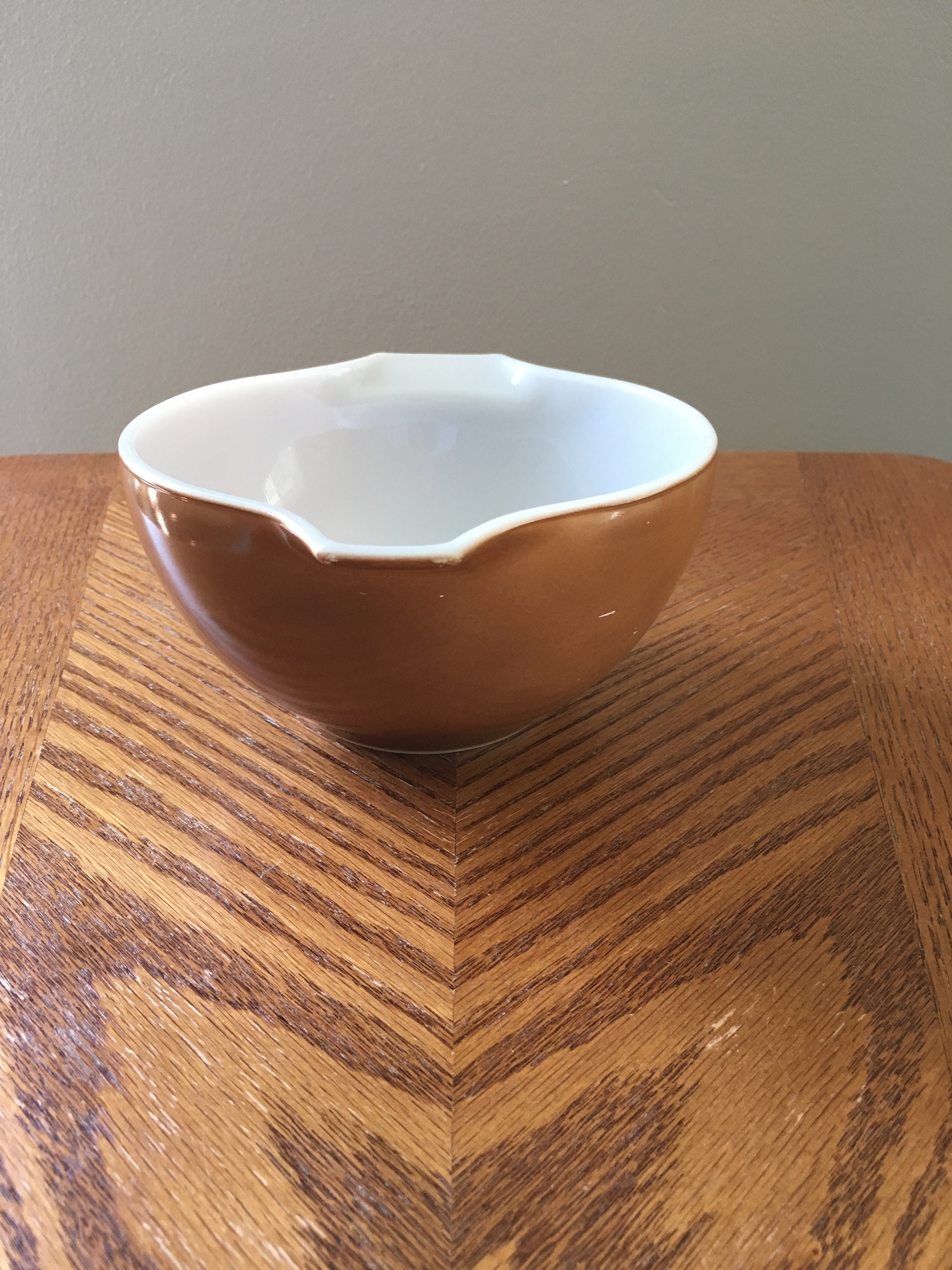 vintage 1.5 pint #441 Brown Pyrex casserole dish