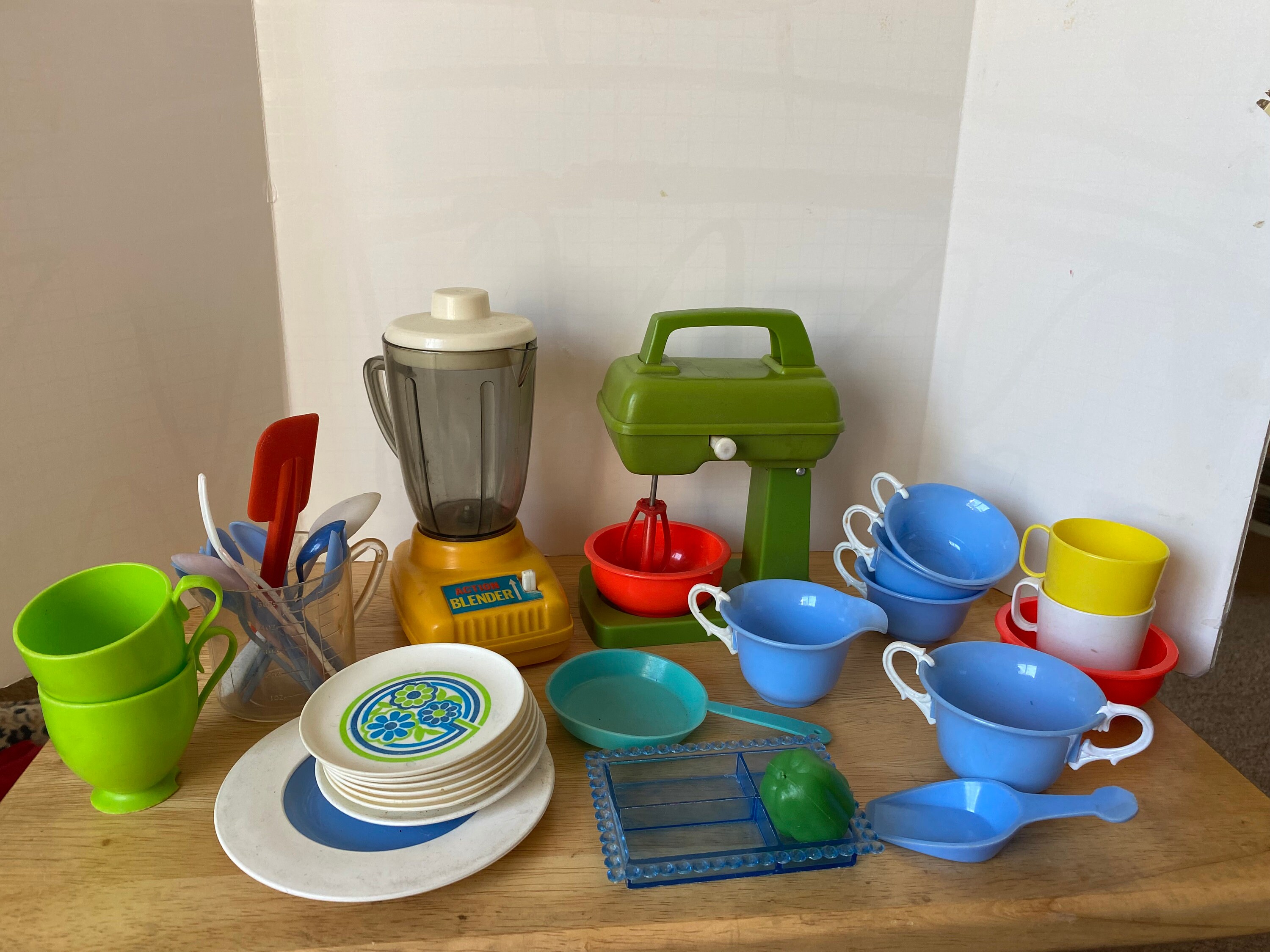 Vintage Action Mixer Stand and Blender with Dishes, bowls, silverware ...