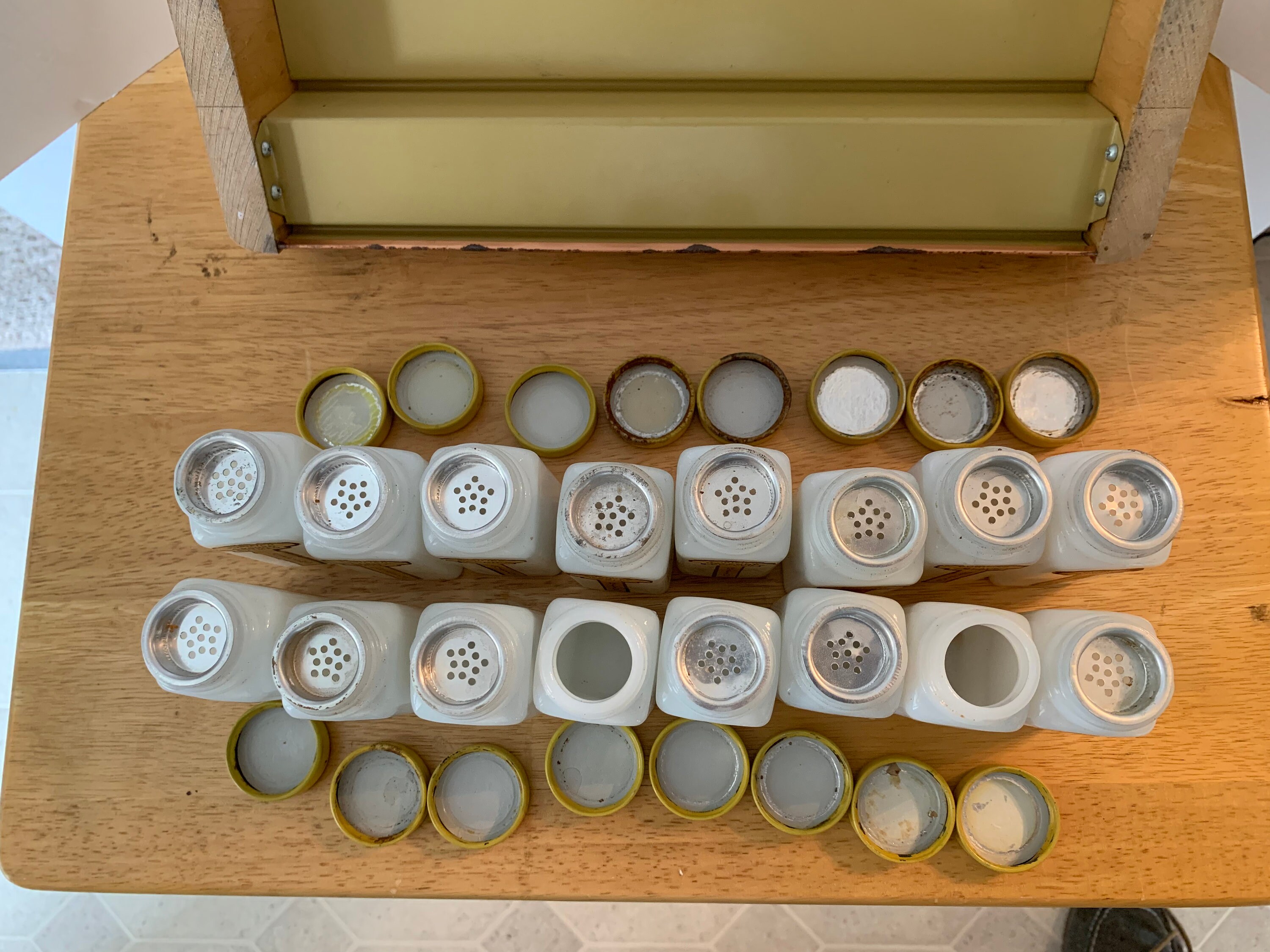 Vintage 1950's complete 17 piece Griffith spice rack