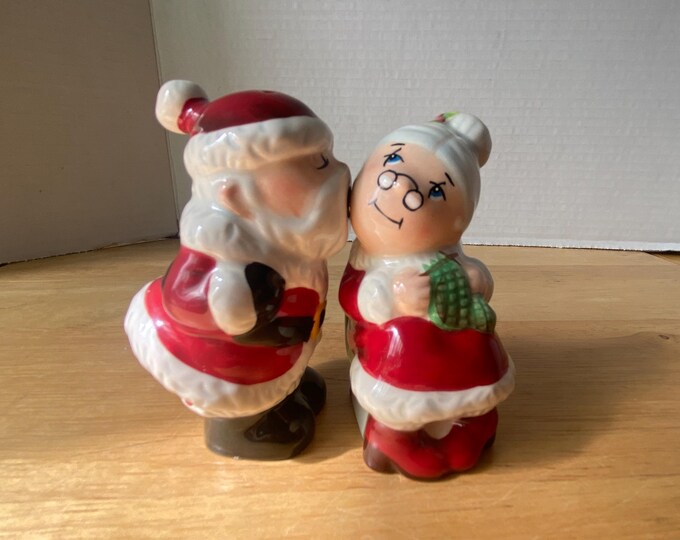 Kissing Mr & Mrs Santa Claus Magnetic Ceramic Salt and Pepper Shakers ...