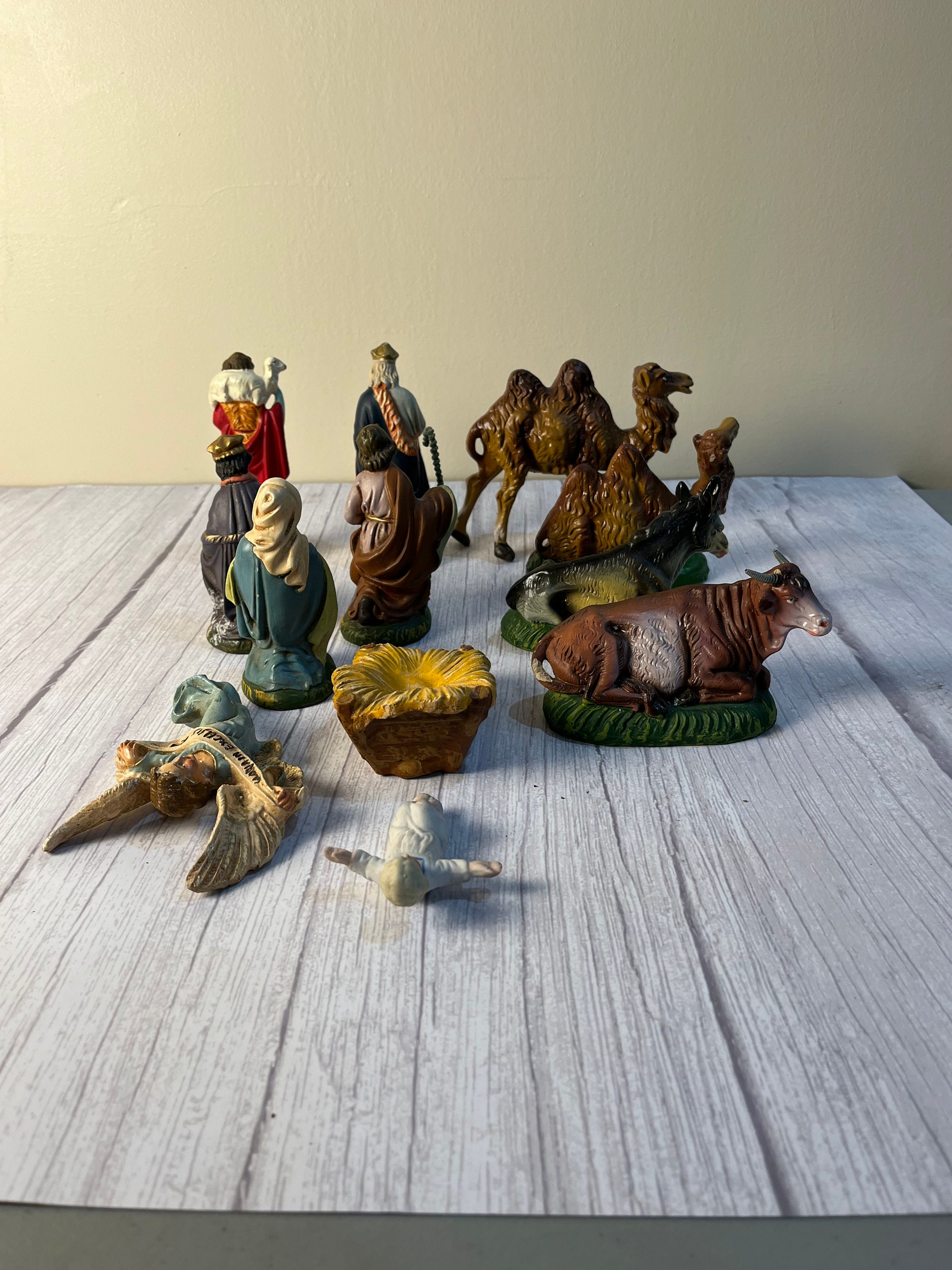 Italy Nativity set - 12 Nativity pieces made in Italy