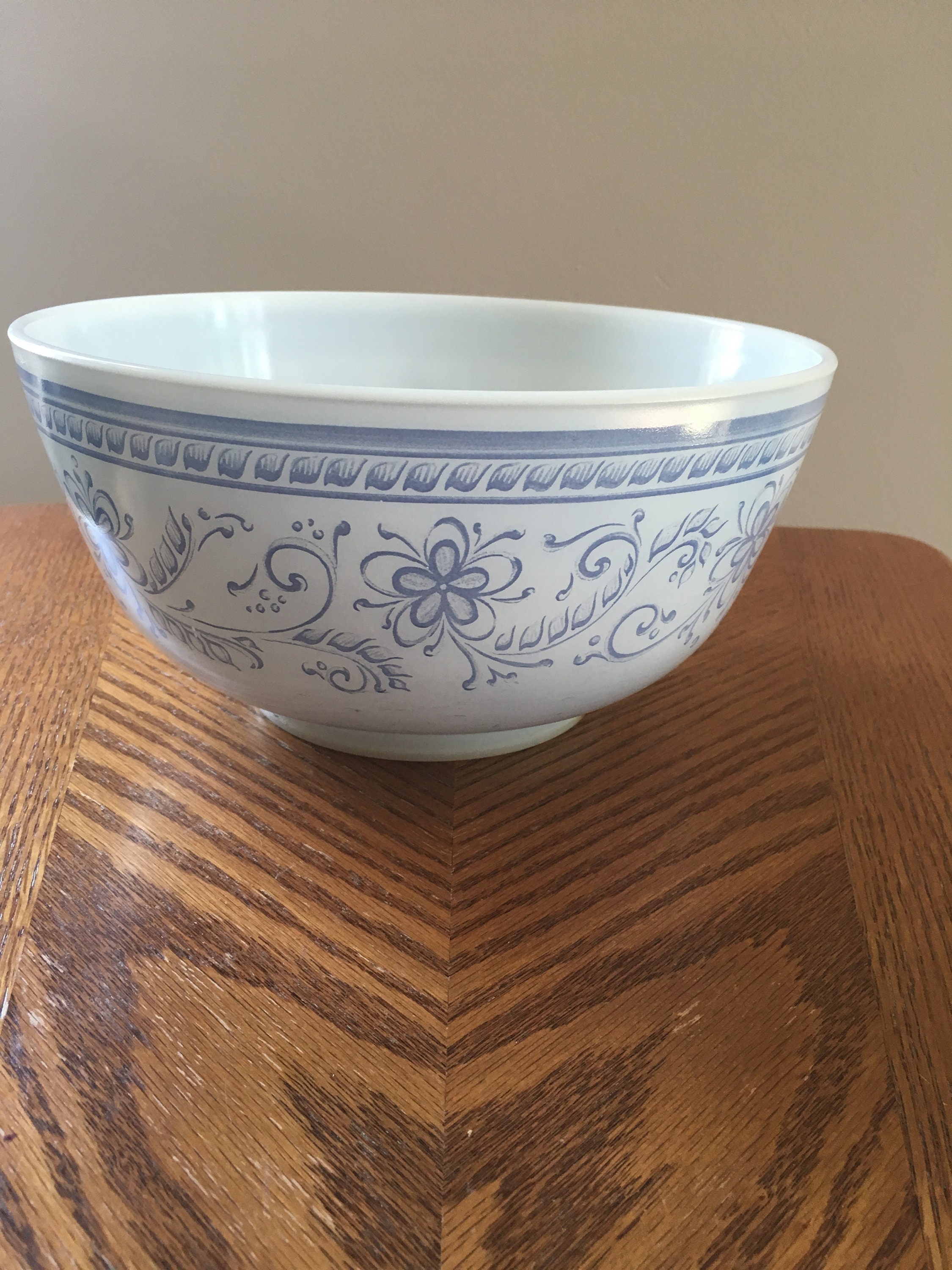 vintage 3 quart #479 B Brittany Blue Pyrex nesting bowl