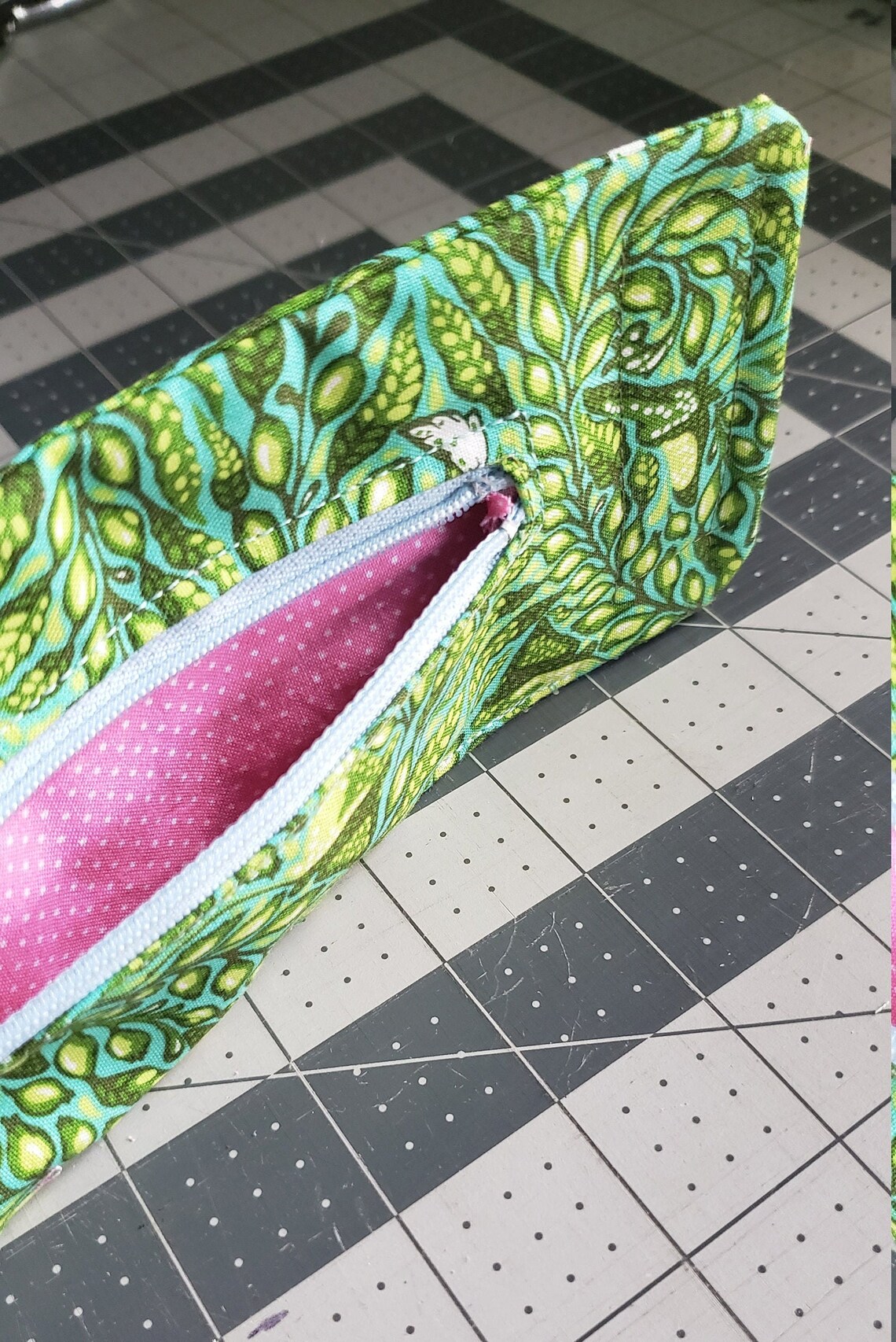 Pūlima Zipper Wrist Wallet Green Manta Rays & Pink Polka Dots - Etsy