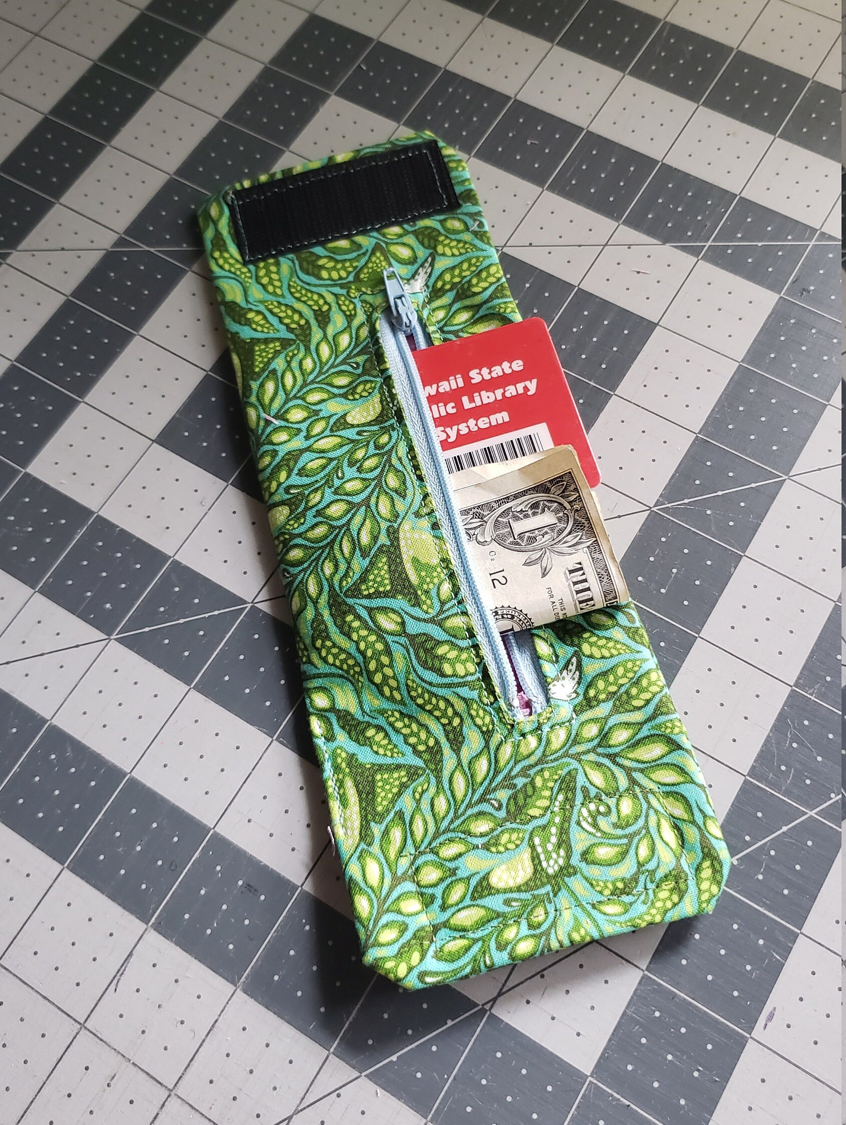 Pūlima Zipper Wrist Wallet Green Manta Rays & Pink Polka Dots - Etsy