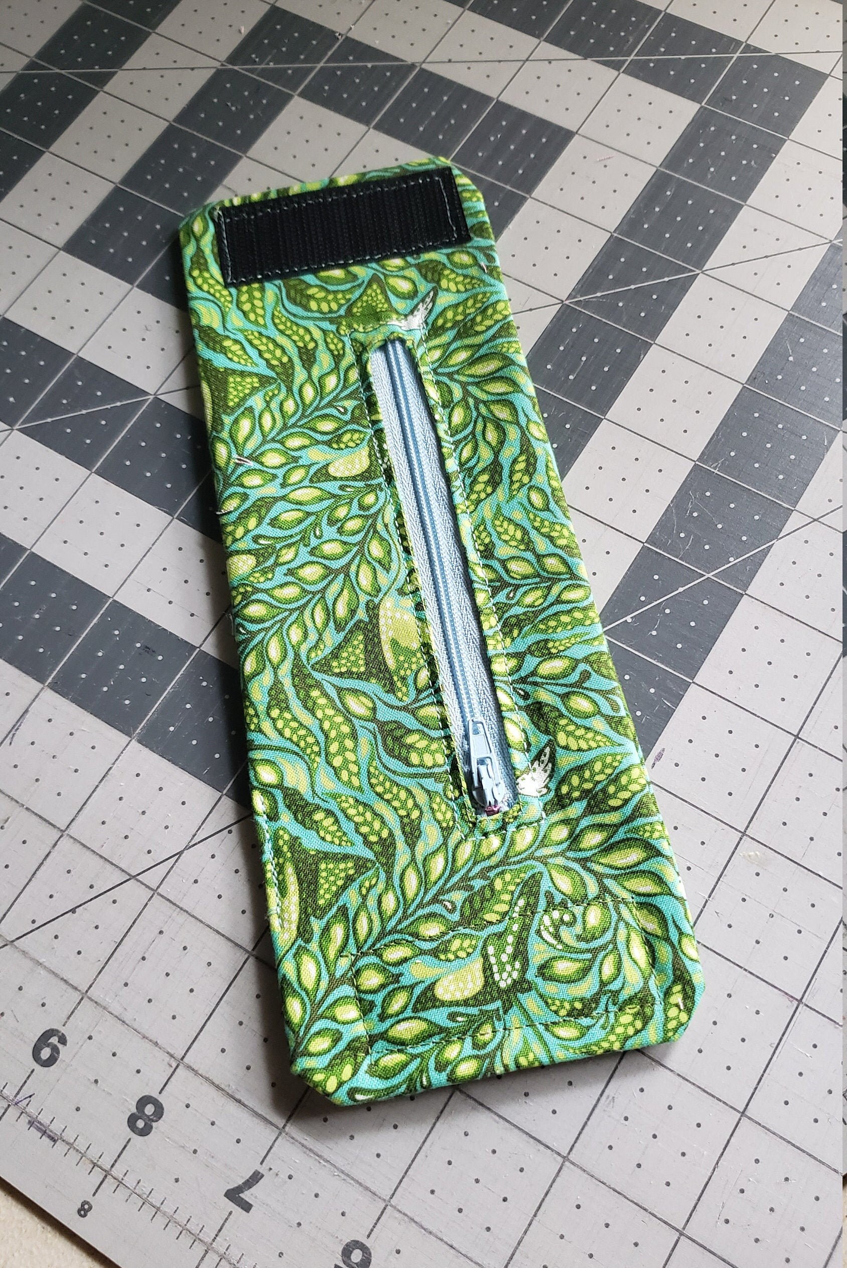 Pūlima Zipper Wrist Wallet Green Manta Rays & Pink Polka Dots - Etsy