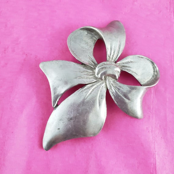 Seagull Pewter Canada Bow Brooch 1988 Signed - Gem