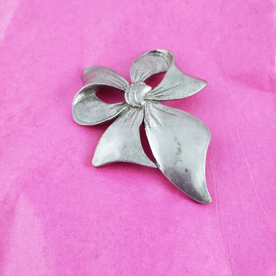 Seagull Pewter Canada Bow Brooch 1988 Signed - Gem