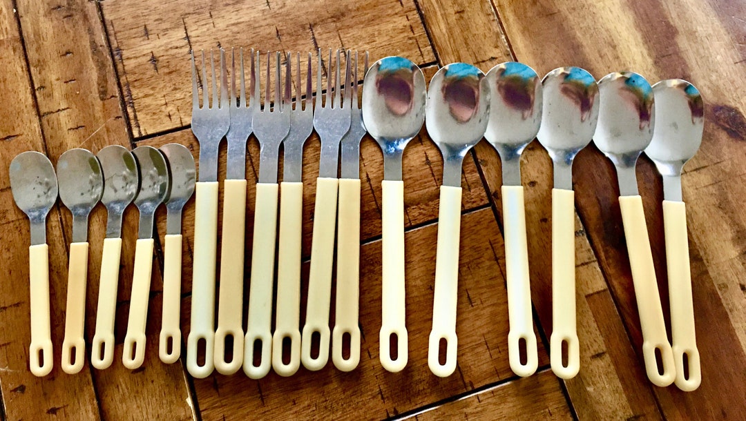 Stainless Taiwan Hanging Silverware Flatware Set of 17. Hard Plastic ...