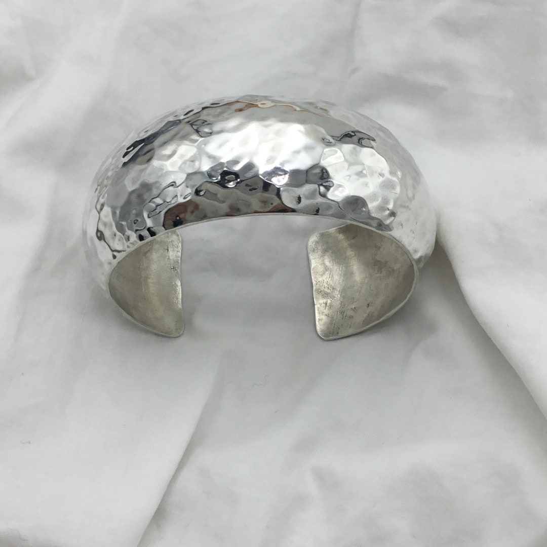 Vintage 1980s Navajo Signed C/J Nez Sterling Silver Hammered Effect 2.4cm Wide Bangle Weight 39 ...