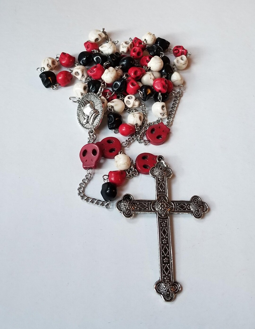 Dia De Los Muertos Rosary, Howlite Skulls, Praying Hands Center, Large ...