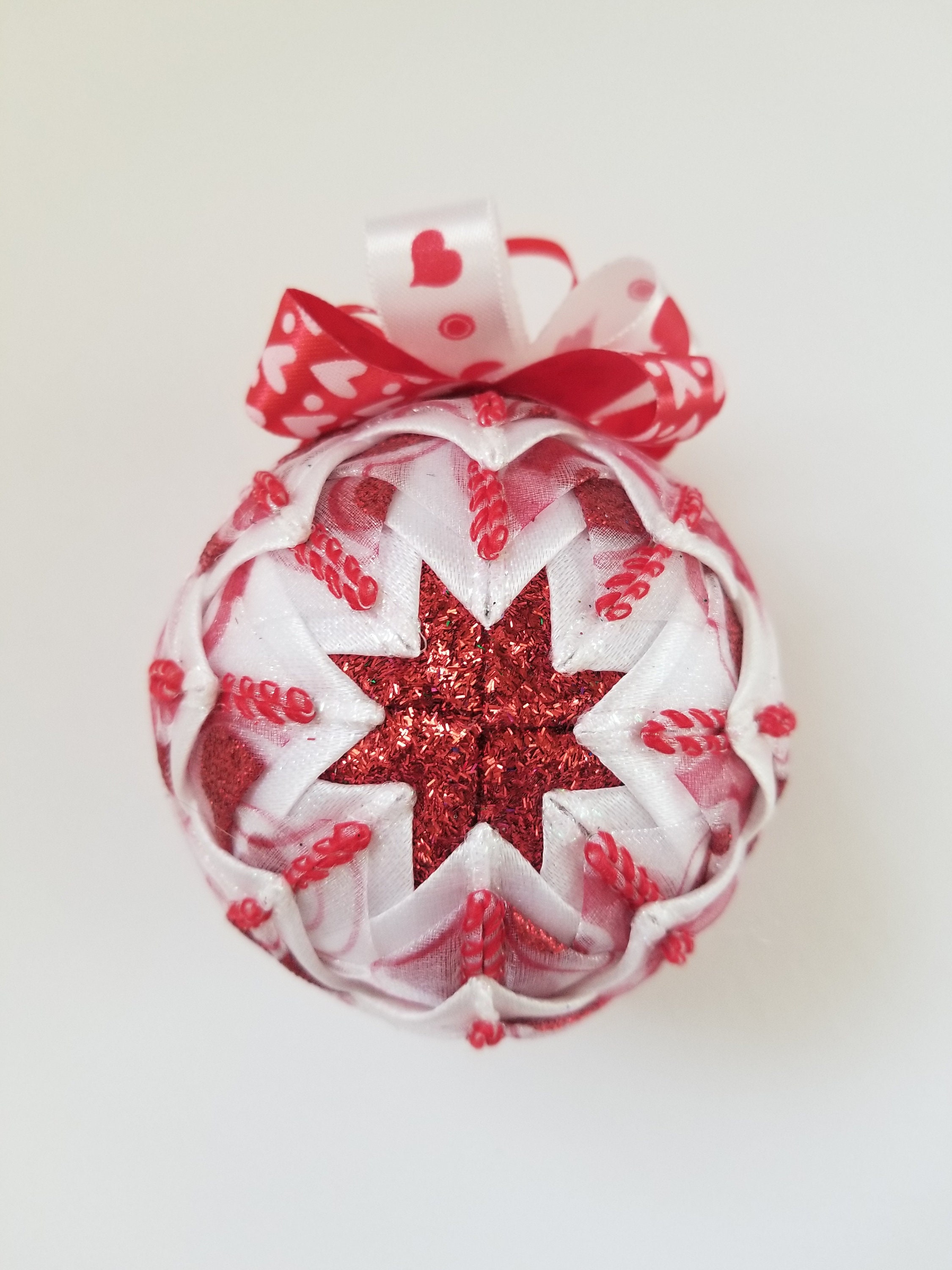 Quilted Christmas Ornament ball handmade with red and white - Etsy.de