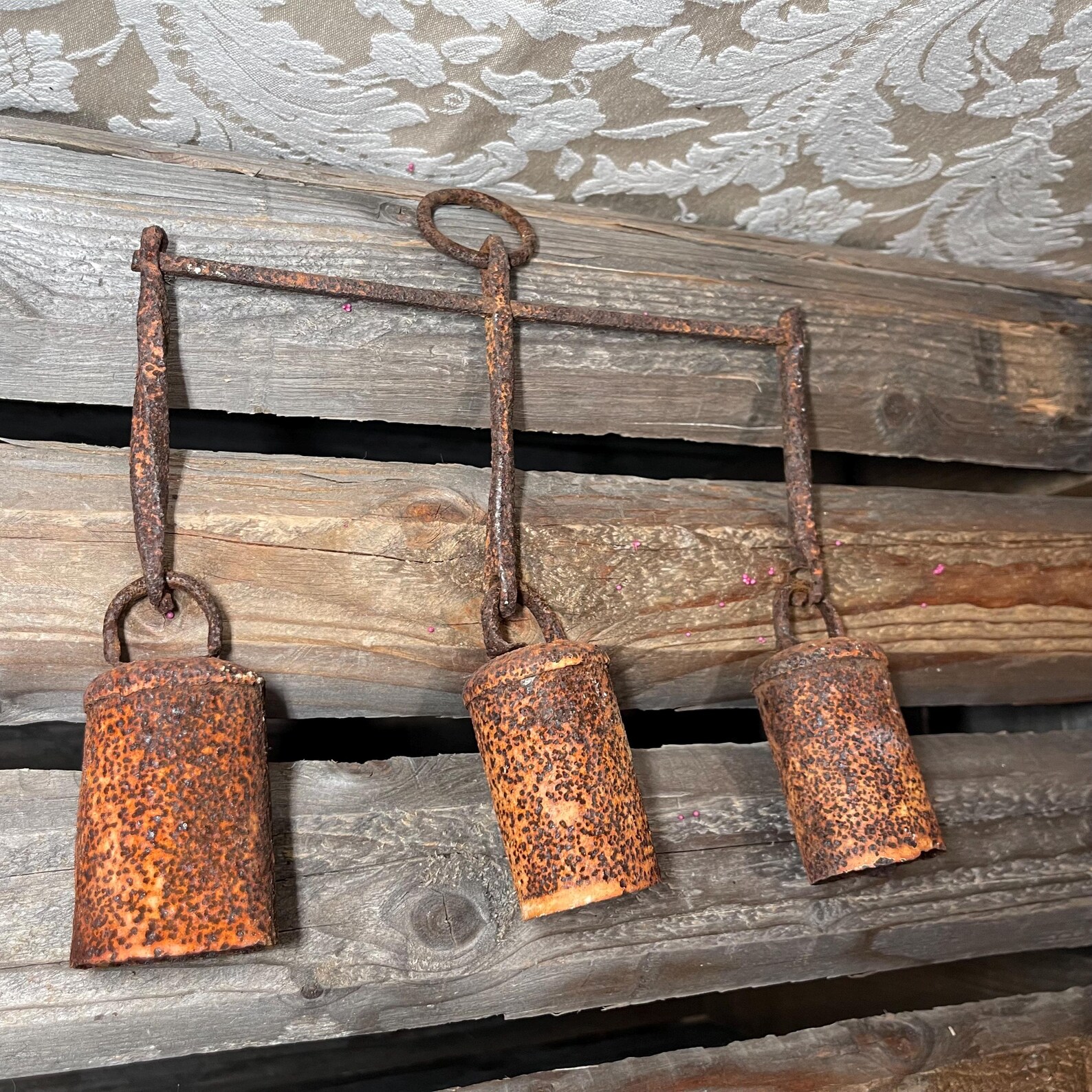 Vintage Rustic Hanging Cow Bells on Iron Rod Primitive Folk Art Décor ...