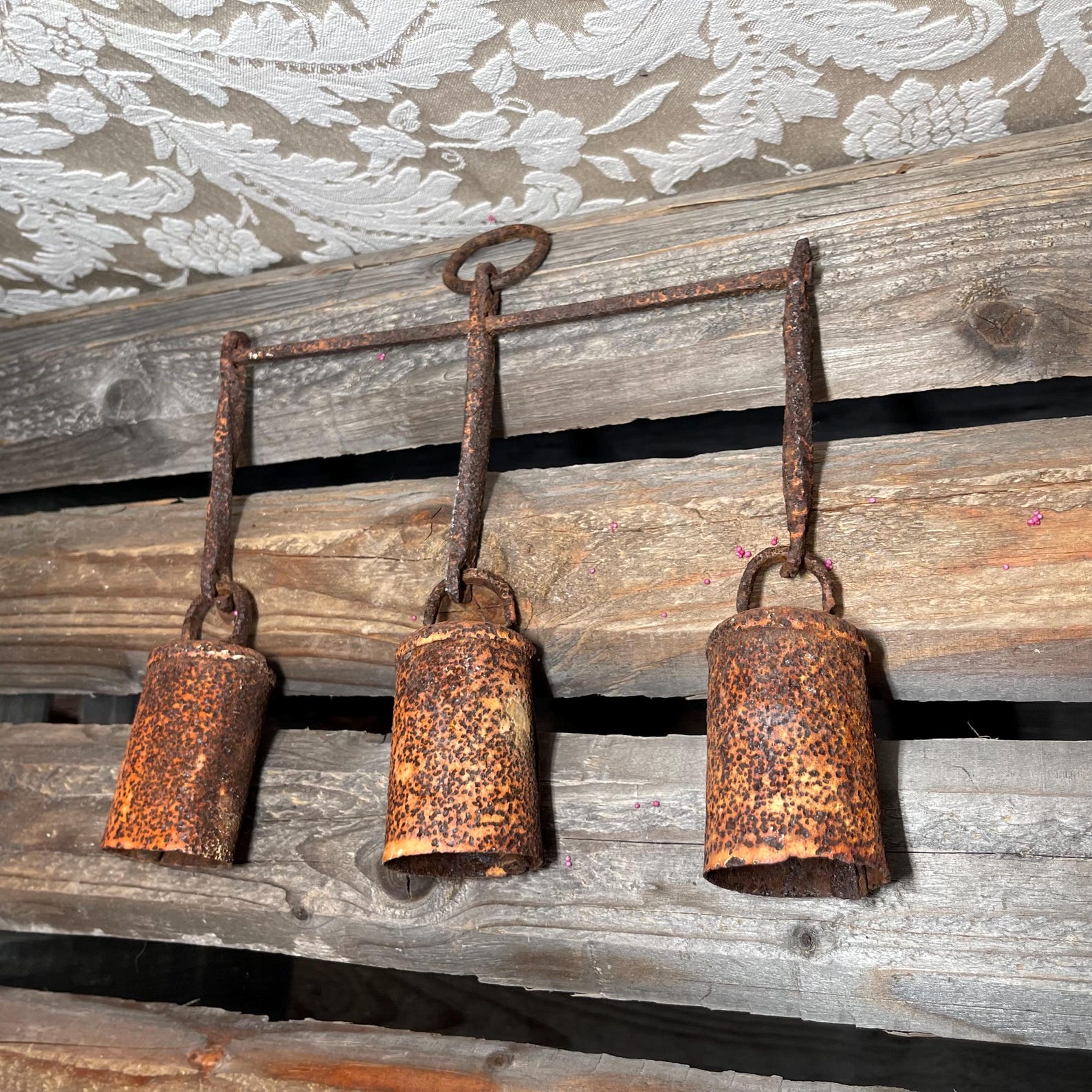Vintage Rustic Hanging Cow Bells on Iron Rod Primitive Folk Art Décor ...